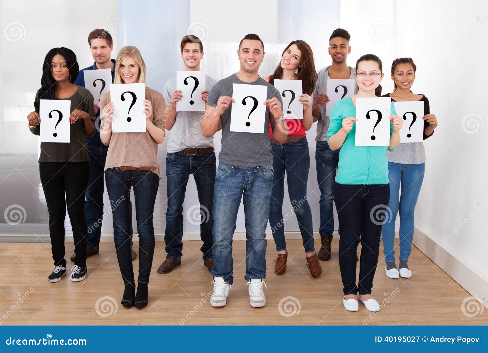 Studenten, Die Fragezeichenzeichen Halten Stockbild - Bild von konzept ...