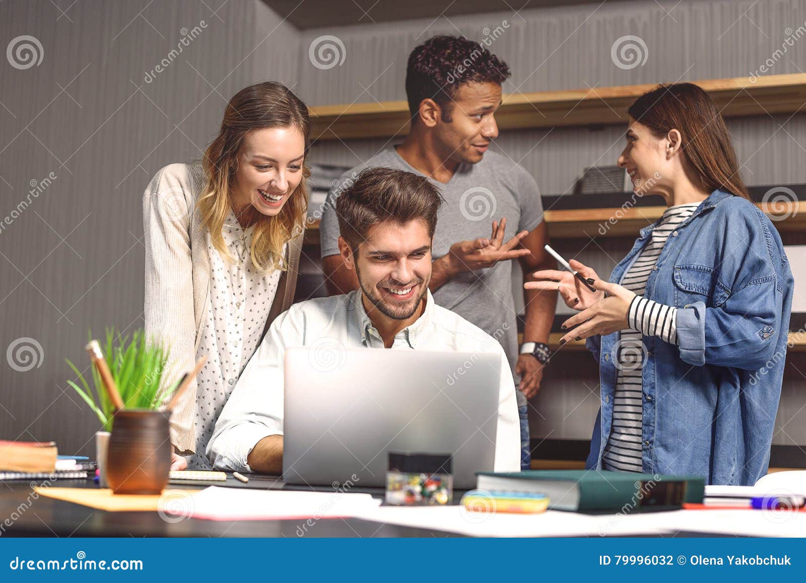 Studenten Die Groepsproject in Campusbibliotheek Doen Stock Foto ...