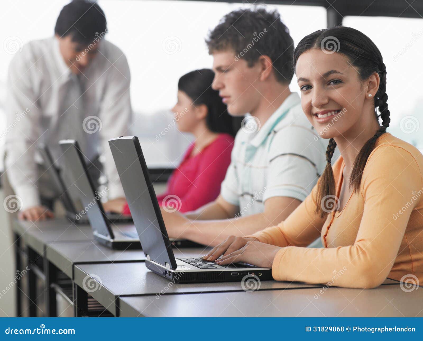 Studenten, Die Laptops in Der Computer-Klasse Verwenden Stockfoto ...