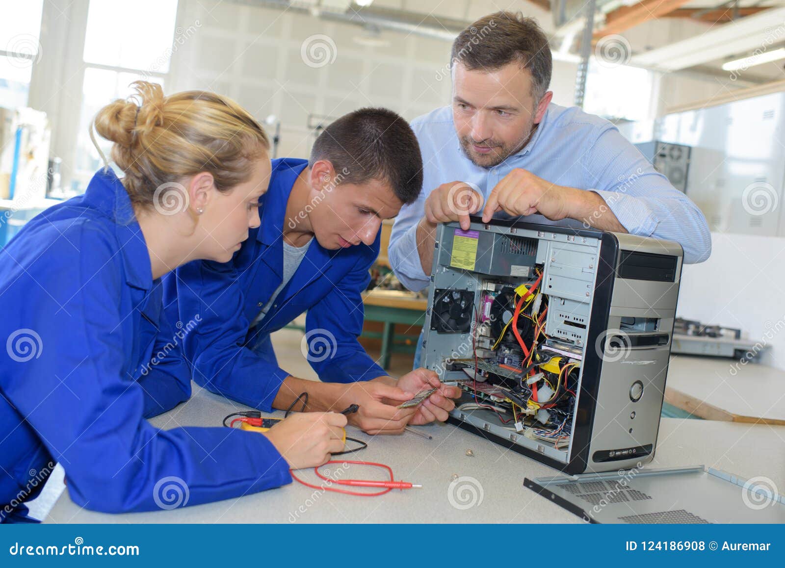 Studenten, Die Lernen, Computer Zu Reparieren Stockfoto - Bild von ...