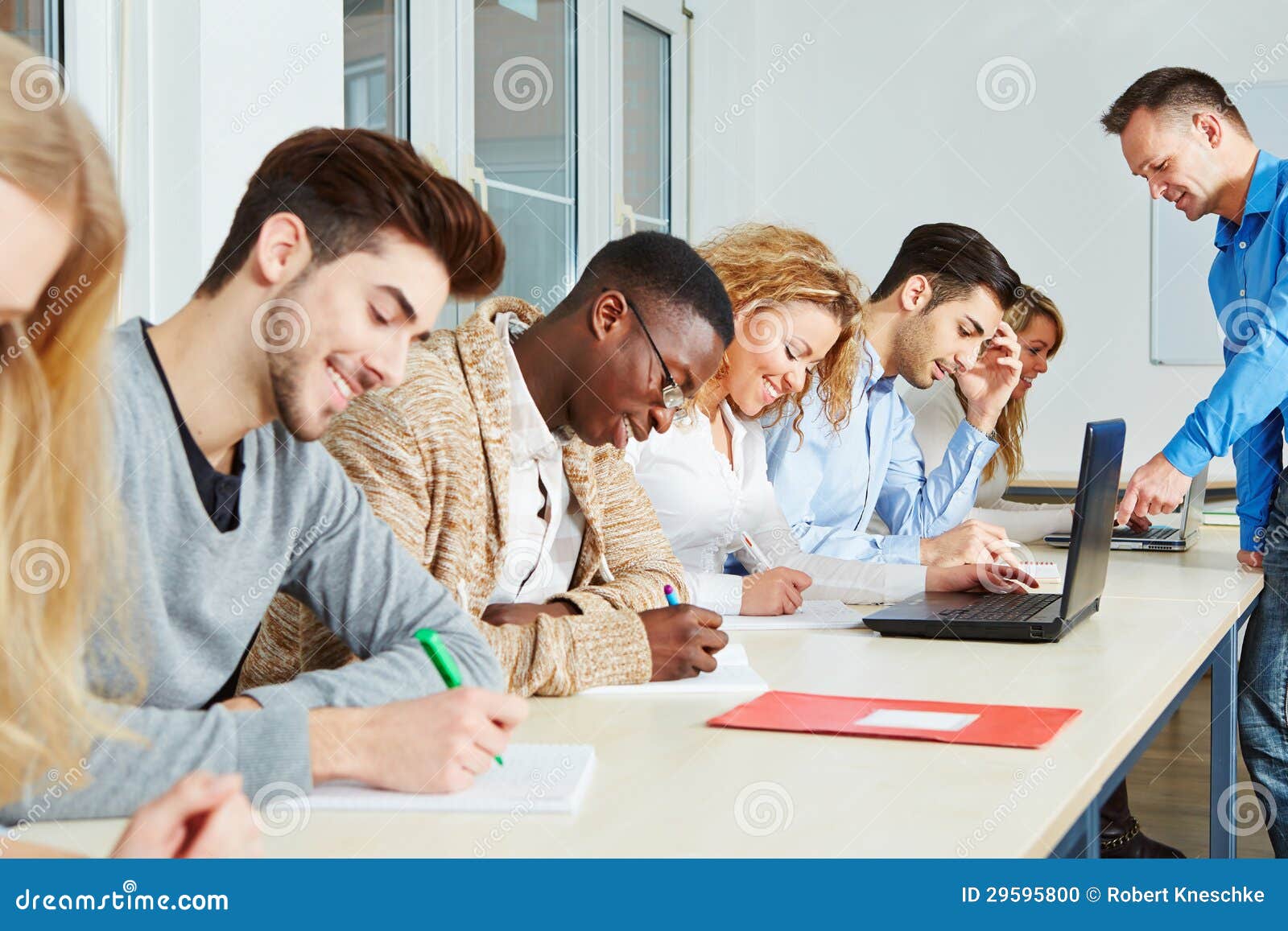 Studenten, Die Mit Lehrer Lernen Stockfoto - Bild von leute, lehrling ...