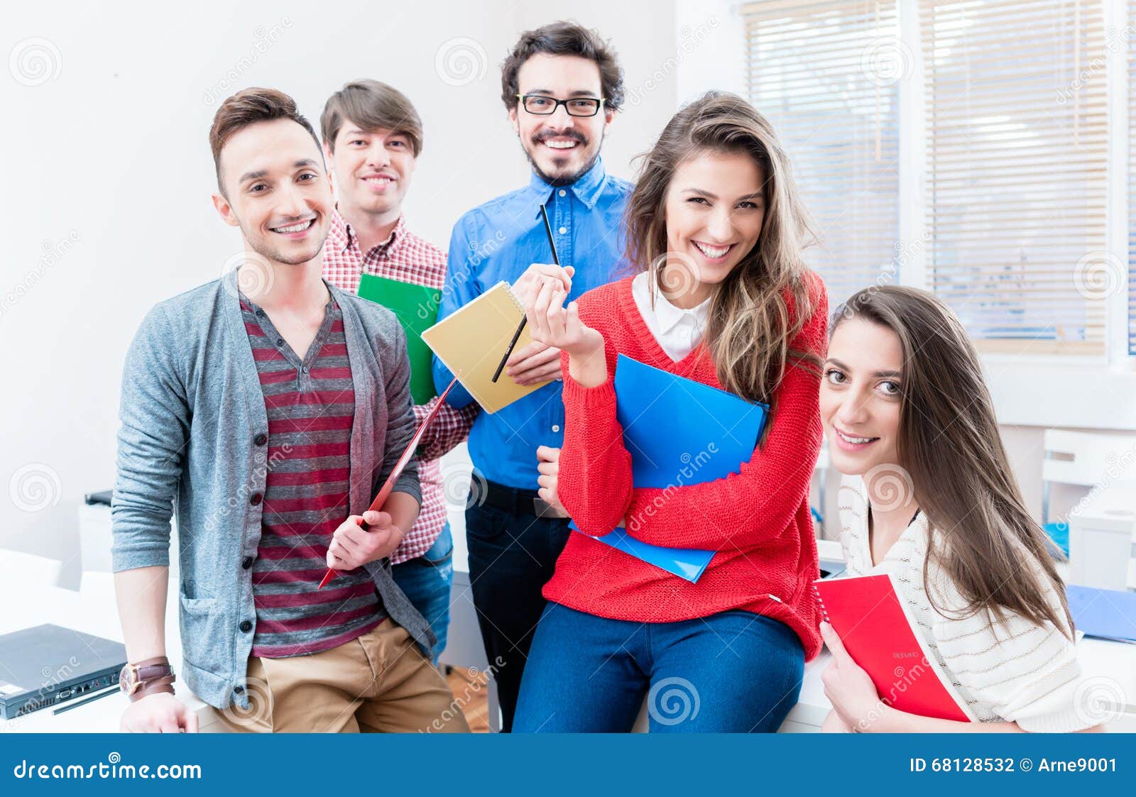 Studenten Die Op Hogeschool of Universiteit Samen Leren Stock Foto ...