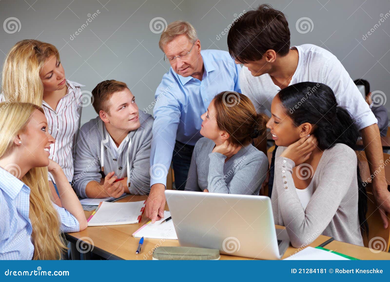 Studenten Die Op Universiteit Leren Stock Afbeelding - Image of spreker ...