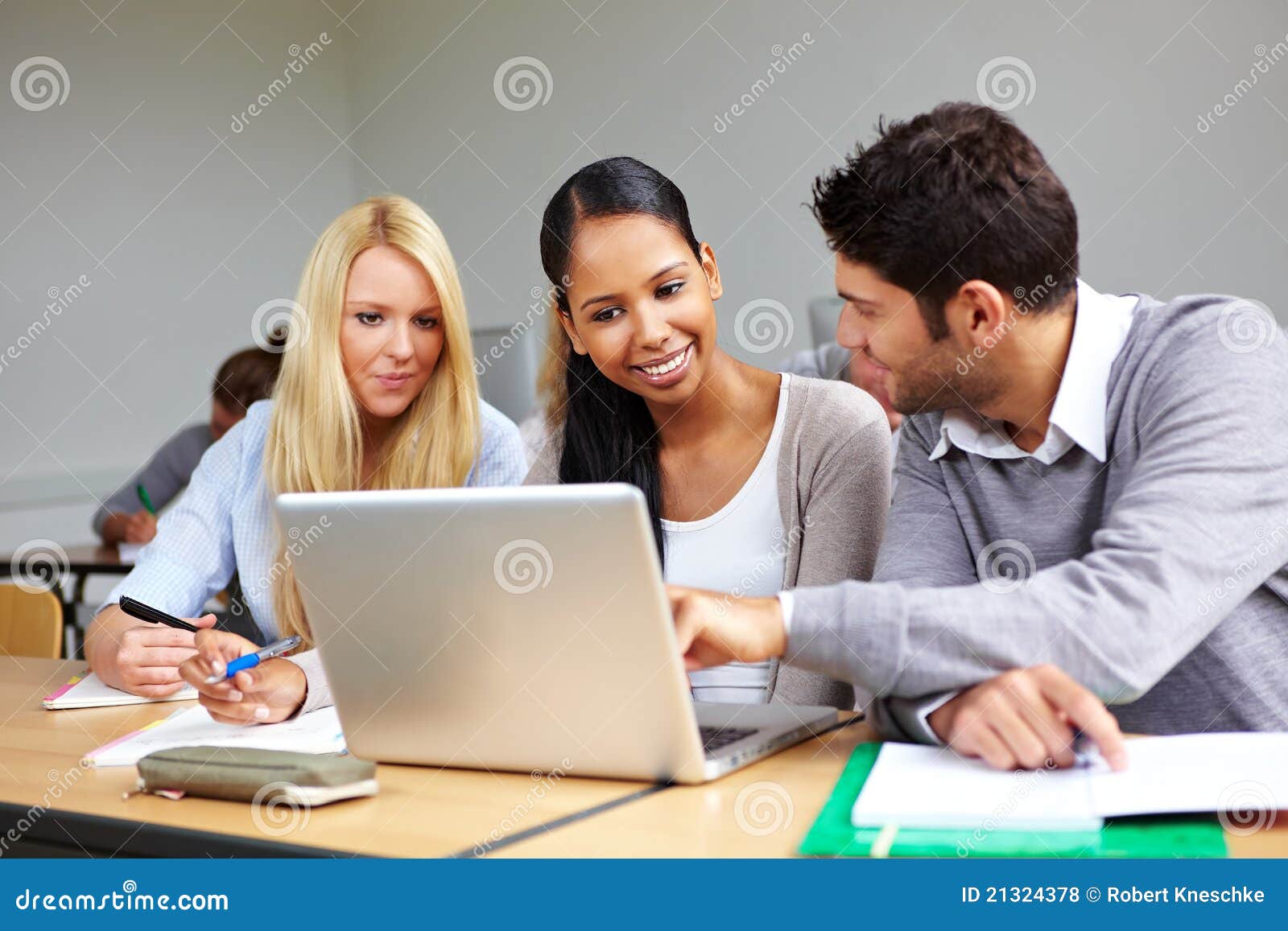 Studenten die samen leren stock foto. Image of vergadering - 21324378