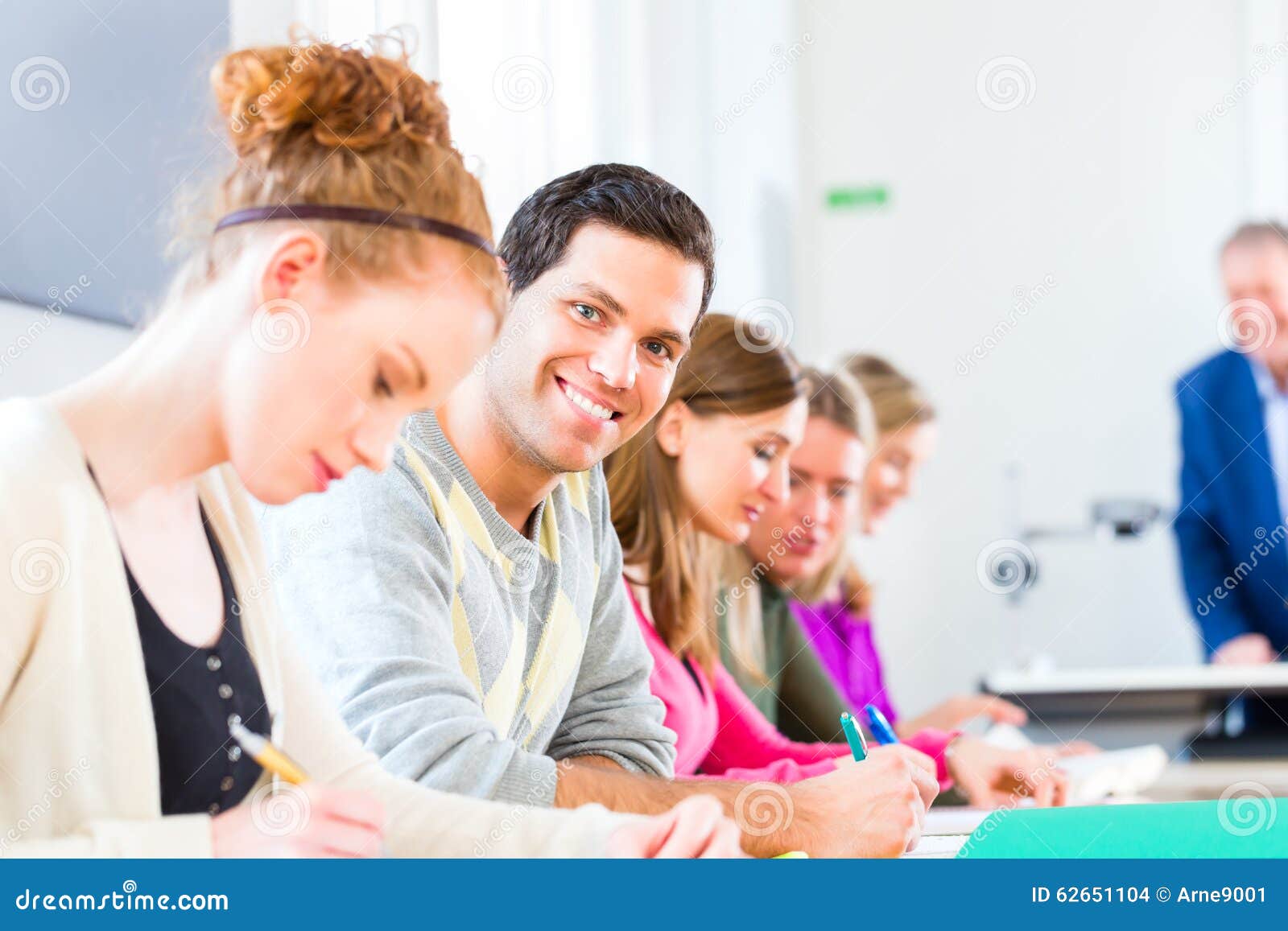 Studenten, Die Test Schreiben Stockfoto - Bild von hochschule, gruppe ...
