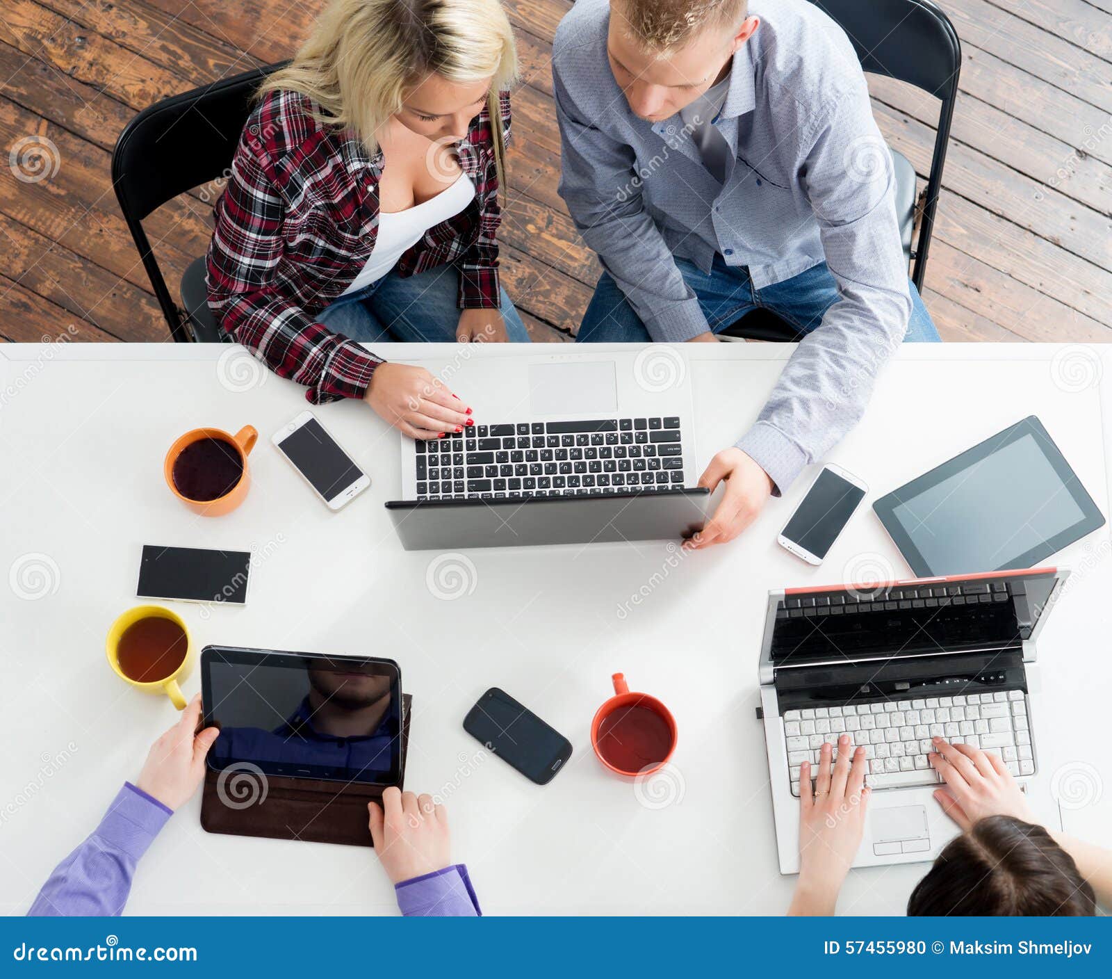 Studenten, Die am Tisch Unter Verwendung Der Computer Und Der Tabletten ...