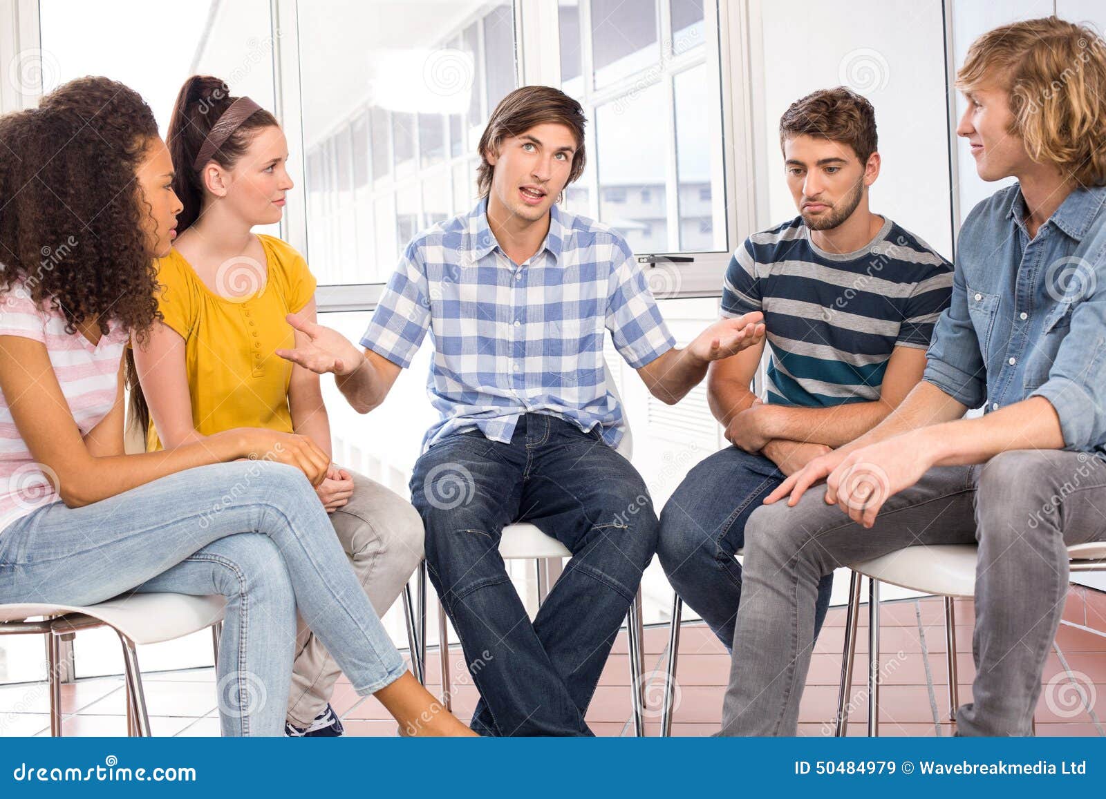 Studenten in gesprek stock afbeelding. Image of leer - 50484979