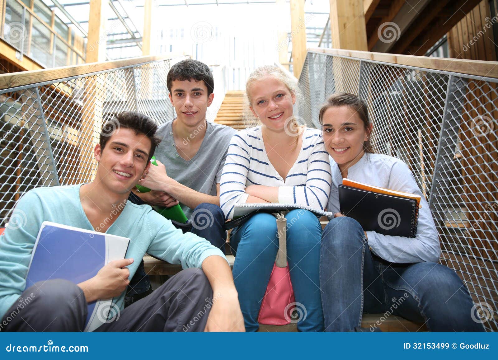 Studenten im Campus stockbild. Bild von abgestuft, jugend - 32153499