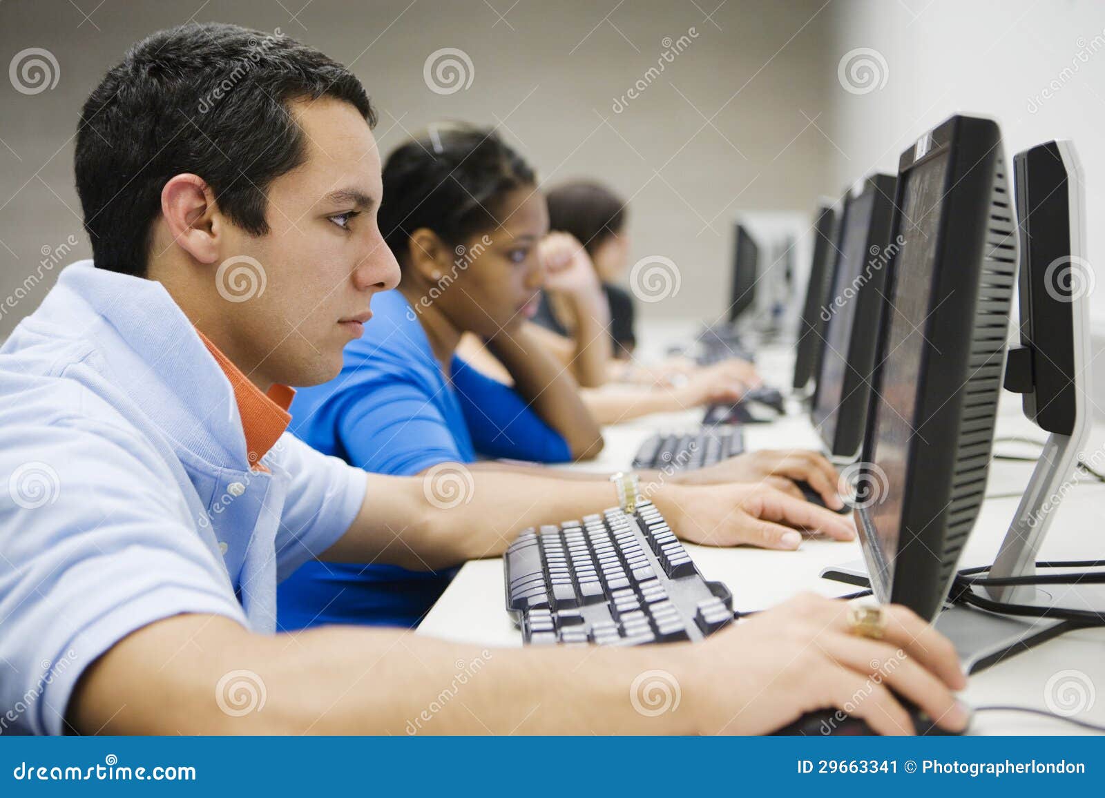 Studenten Im Highschool Computer-Labor Stockbild - Bild von schauen ...