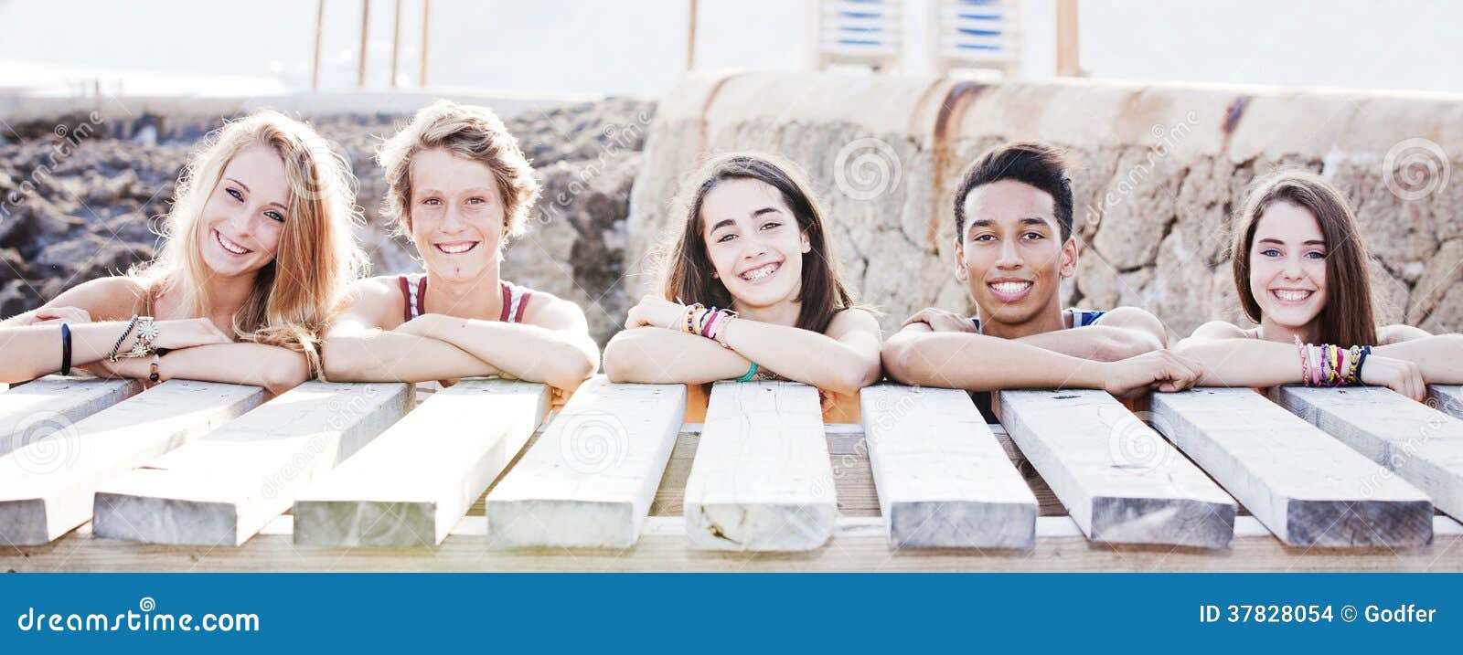 Studenten im Urlaub stockfoto. Bild von rennen, gemischt - 37828054