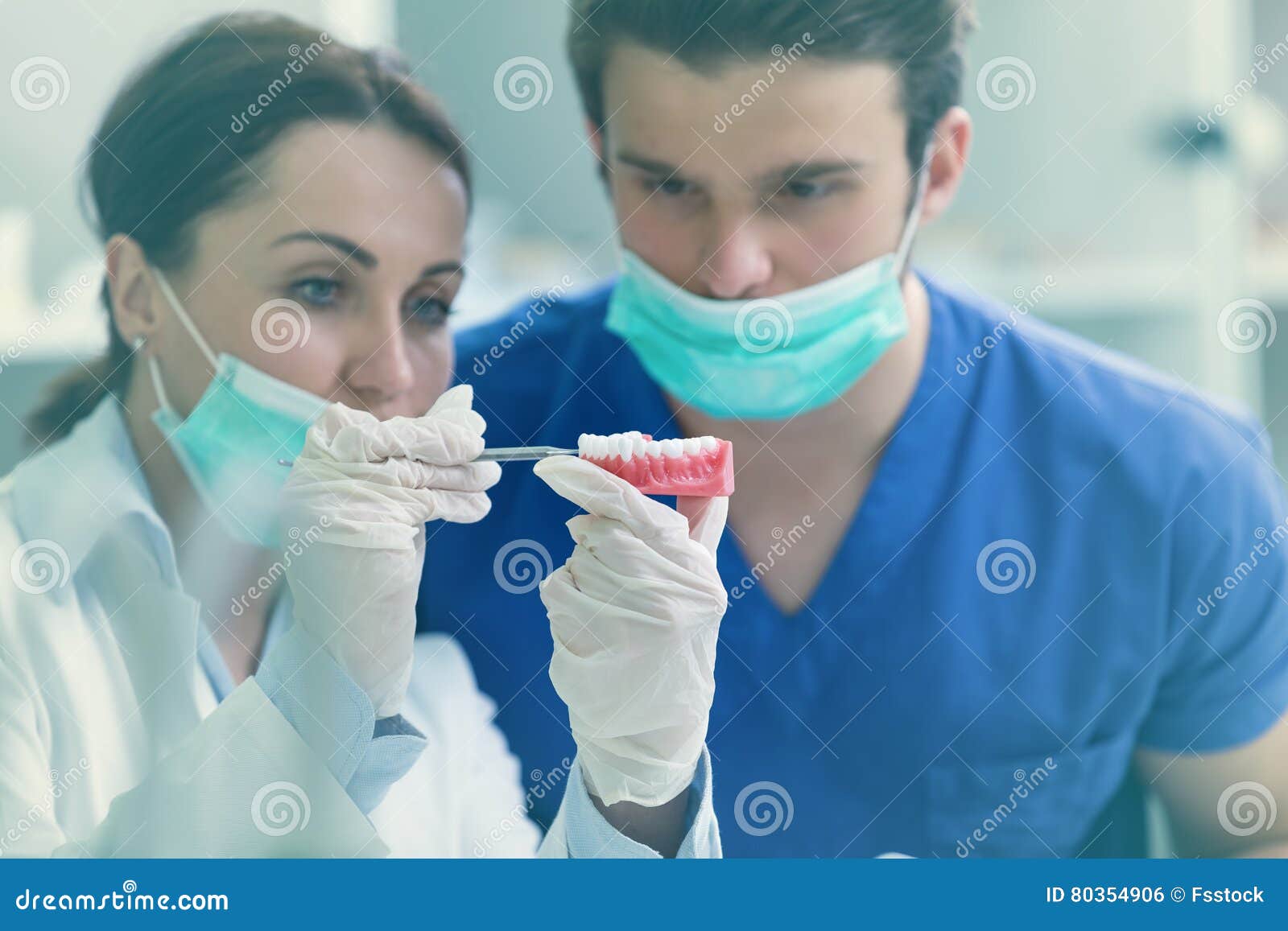 Studenten Met Tandprothese, Gebitten, Prosthetics Het Werk Stock Foto ...