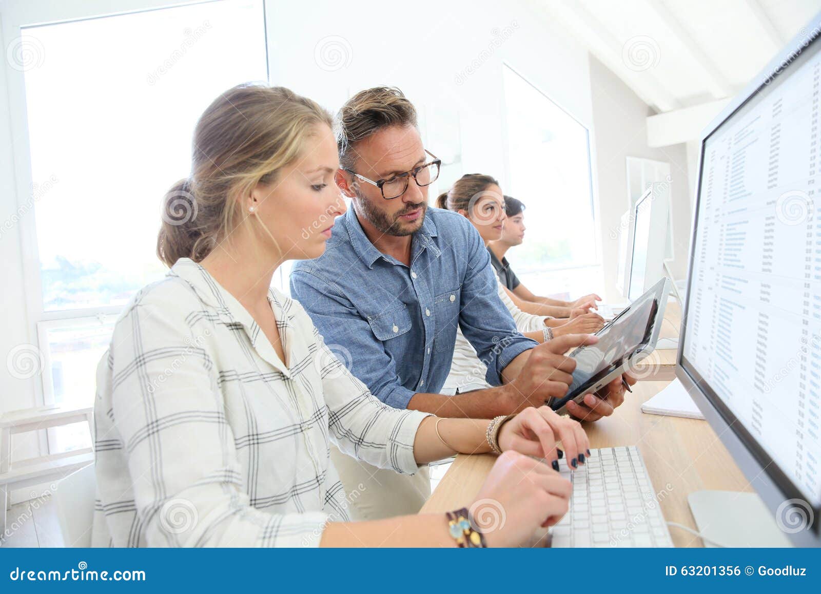 Studenten Mit Dem Lehrer, Der an Computer Arbeitet Stockfoto - Bild von ...