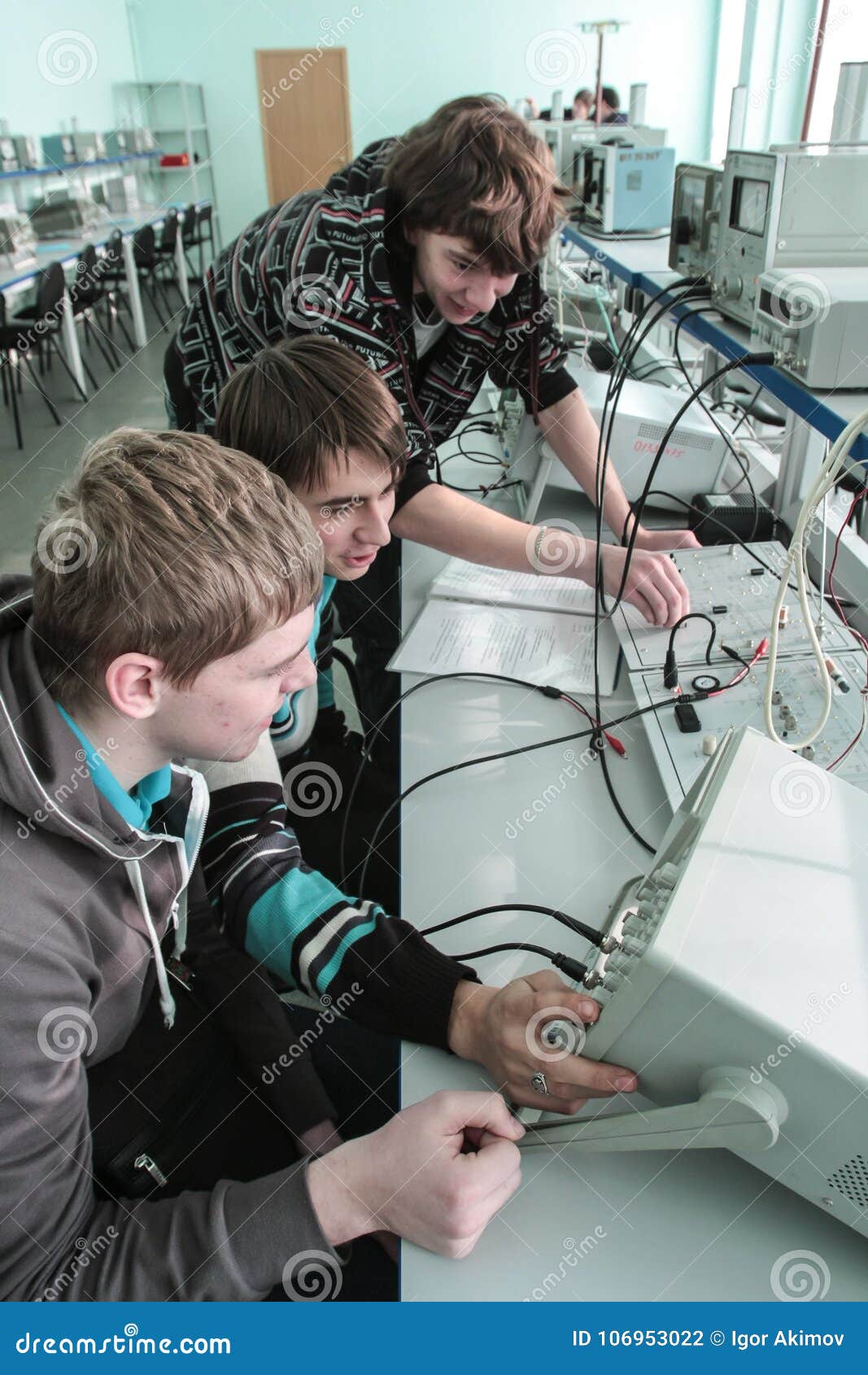 Studenten Van Elektrotechnische Universiteit in Klasse in Het ...