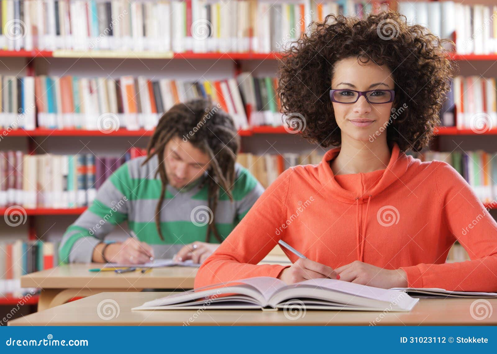 Studenter i ett arkiv arkivfoto. Bild av kamera, afrikansk - 31023112