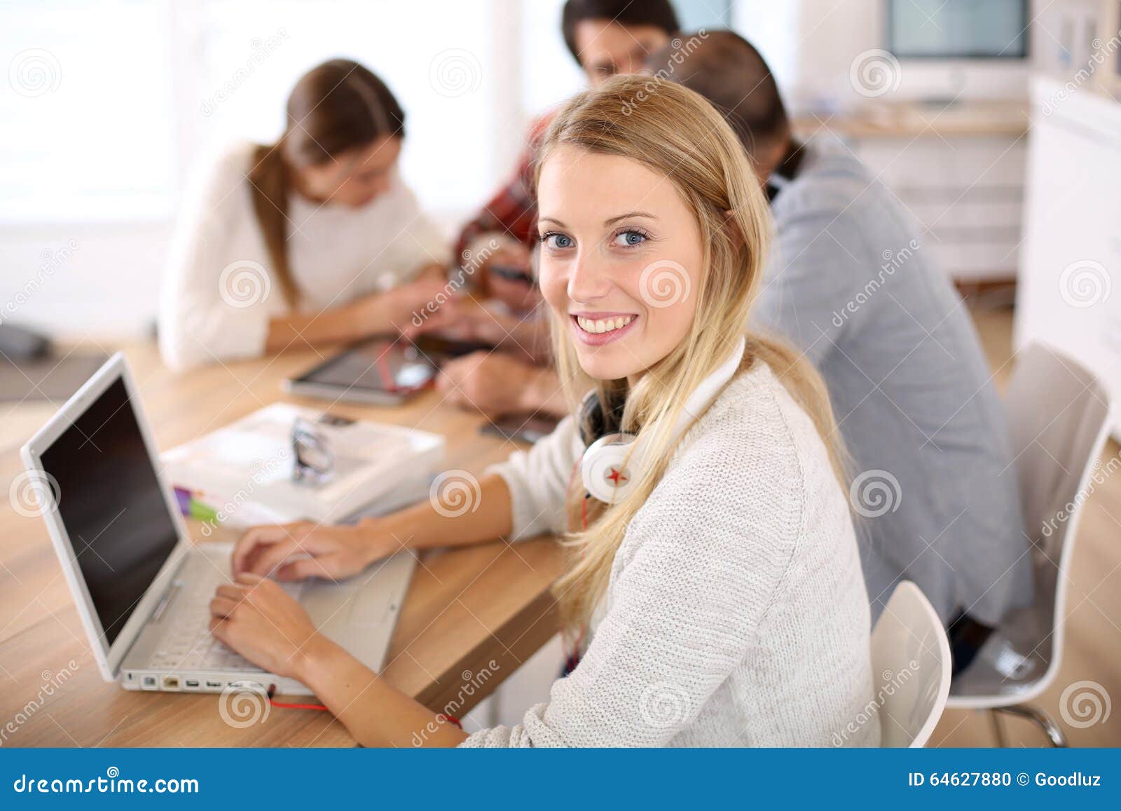 Studenter i grupparbete arkivfoto. Bild av leende, tillfälligt - 64627880