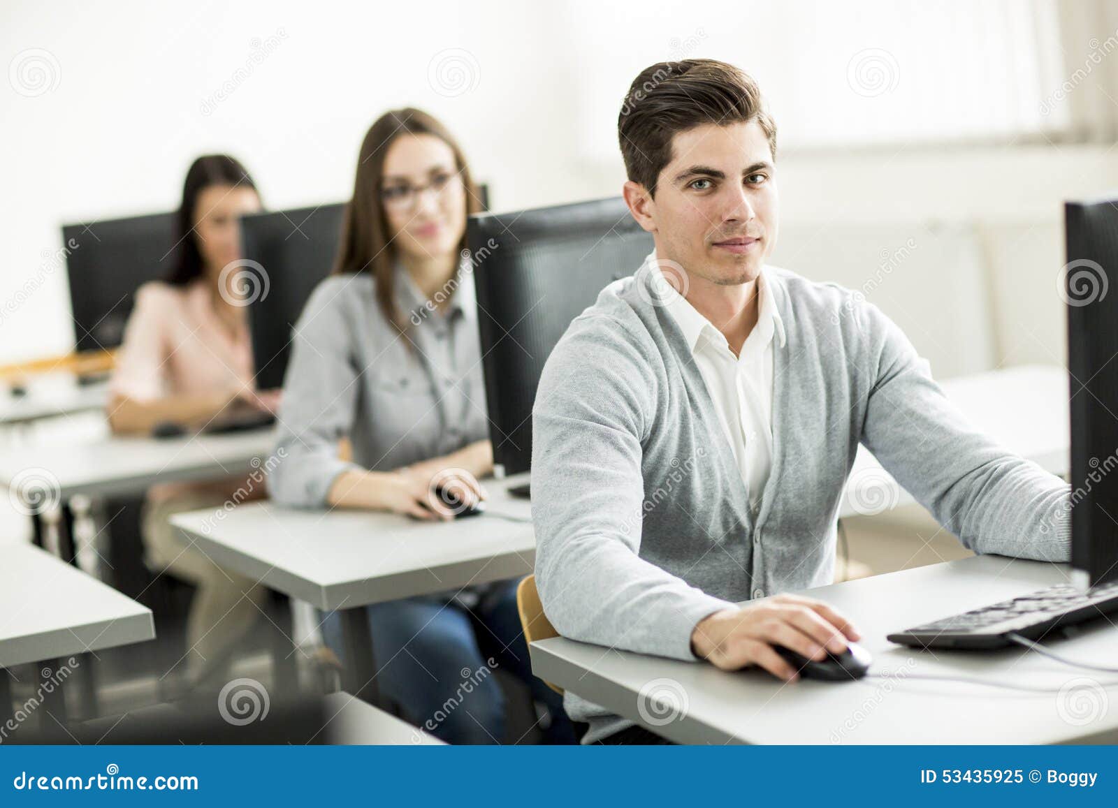 Studenter i klassrumet fotografering för bildbyråer. Bild av fokuserat ...