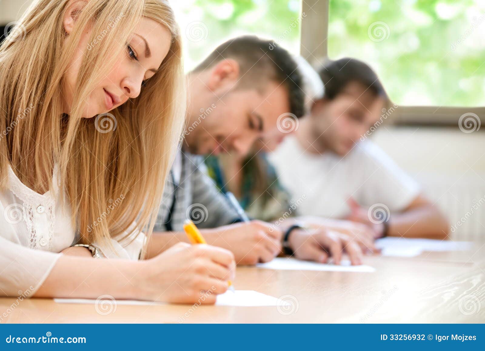 Studenter Som Sitter I En Amfiteater Arkivfoto - Bild av grupp, vänner ...