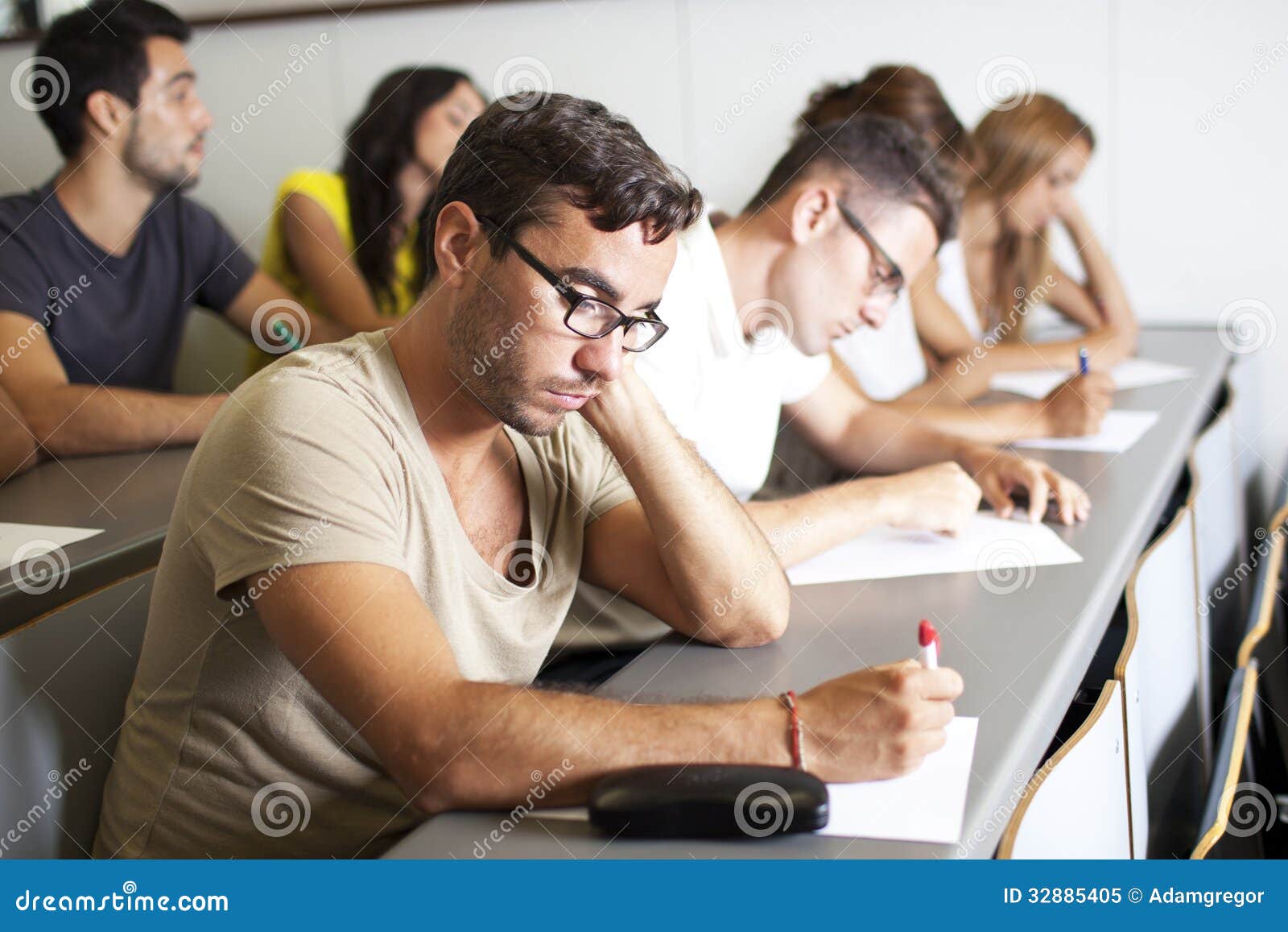 Studenter Som Skriver En Examen I Grupprum Fotografering för Bildbyråer ...