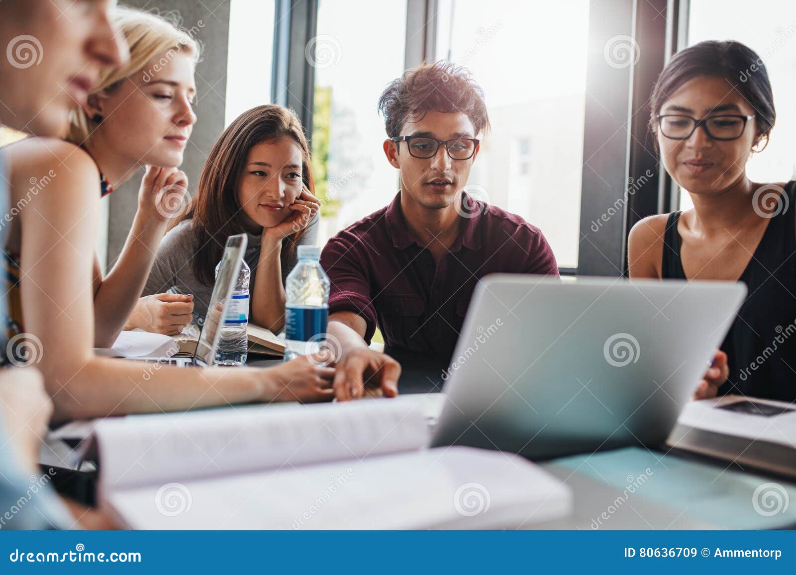 Studenter Som Studerar I Universitetarkiv Fotografering för Bildbyråer ...