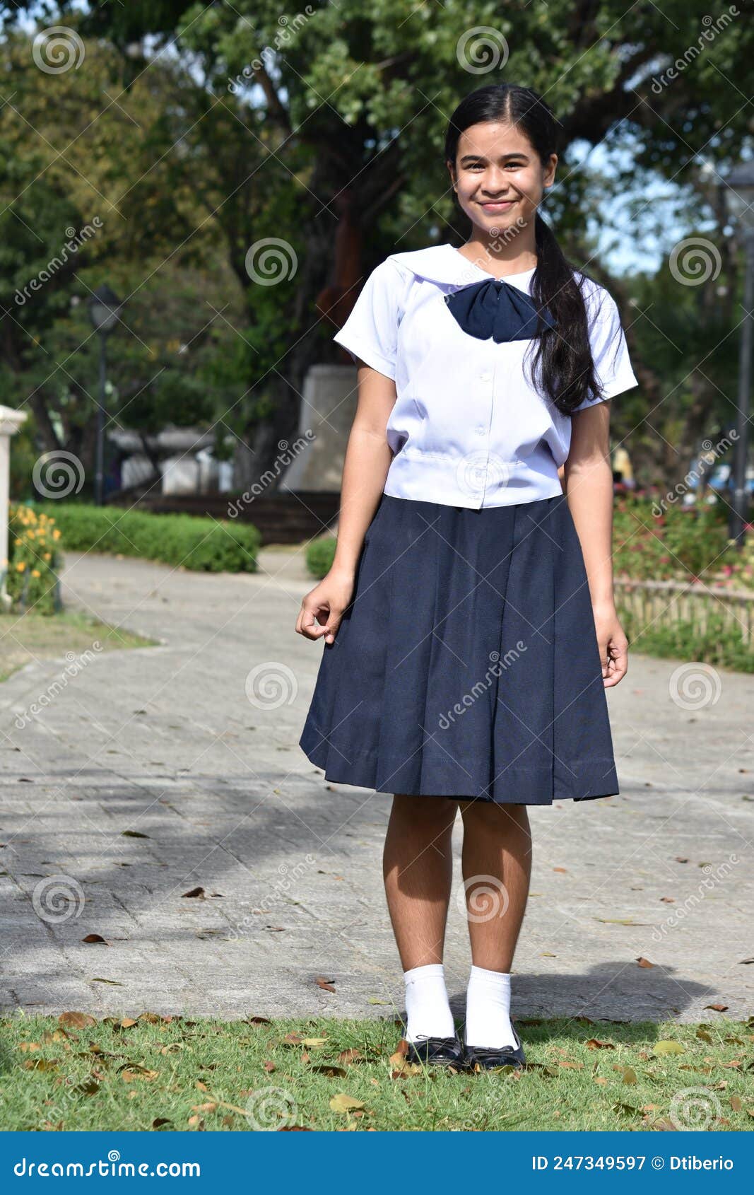 Studentessa Asiatica in Uniforme Scolastica Immagine Stock - Immagine ...