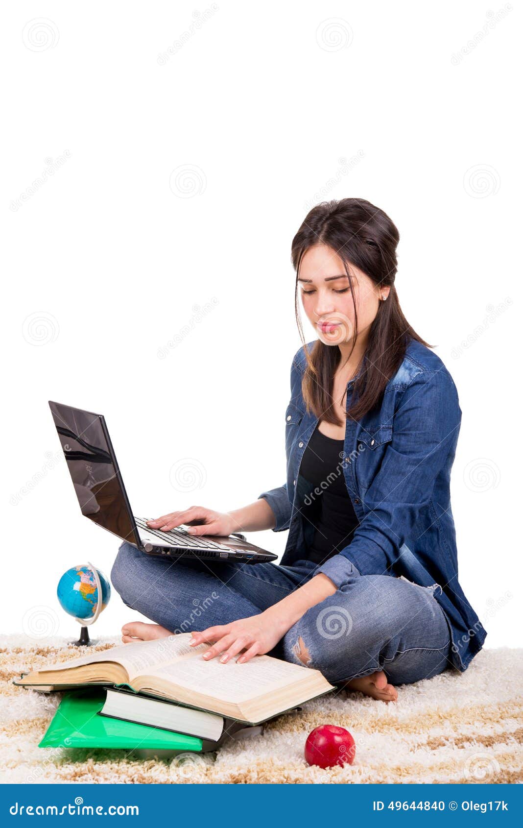 Studentessa Che Si Siede Sul Tappeto Con I Libri Ed Il Computer ...