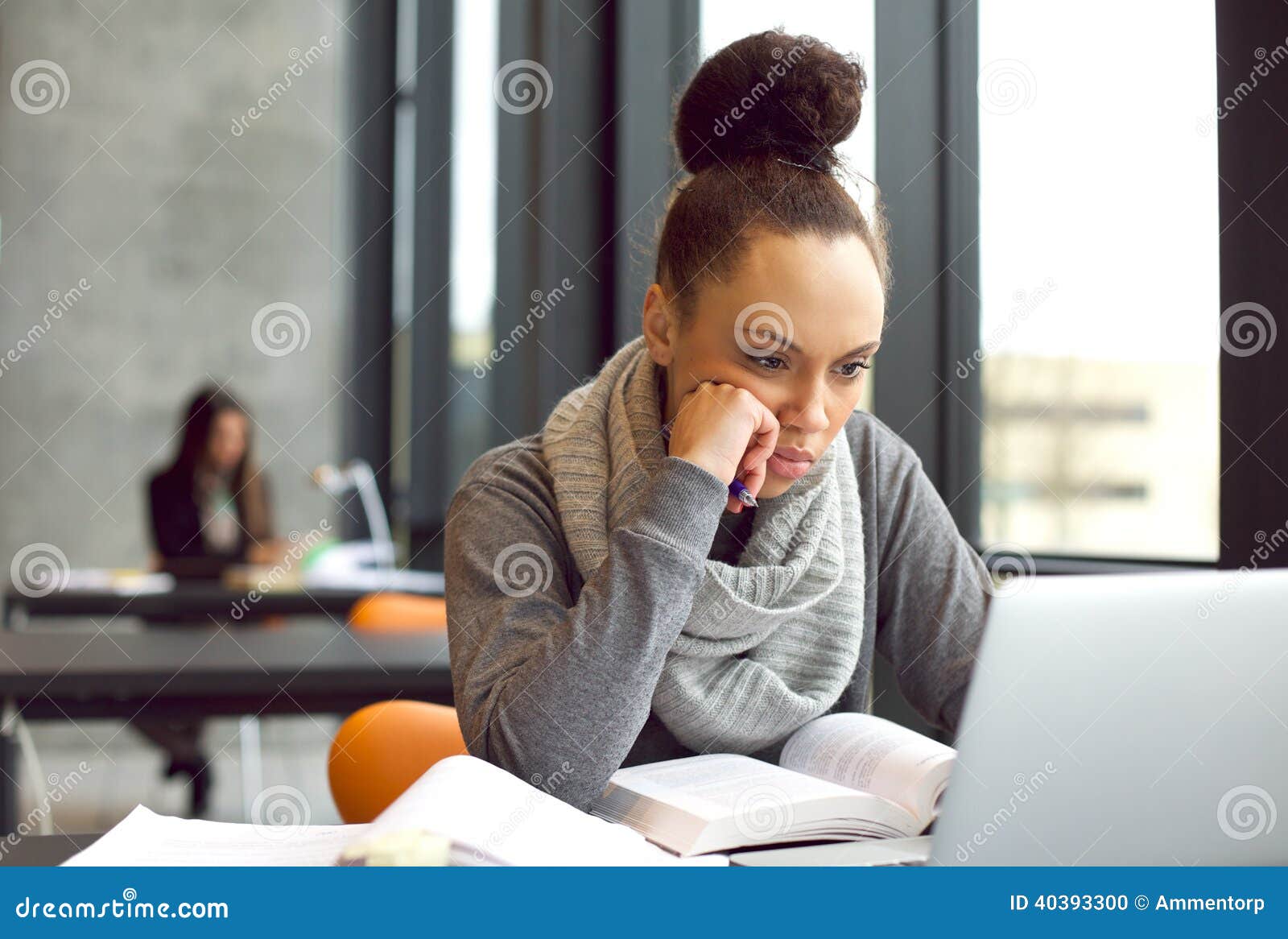 Studentessa Che Studia Nella Biblioteca Con Un Computer Portatile ...