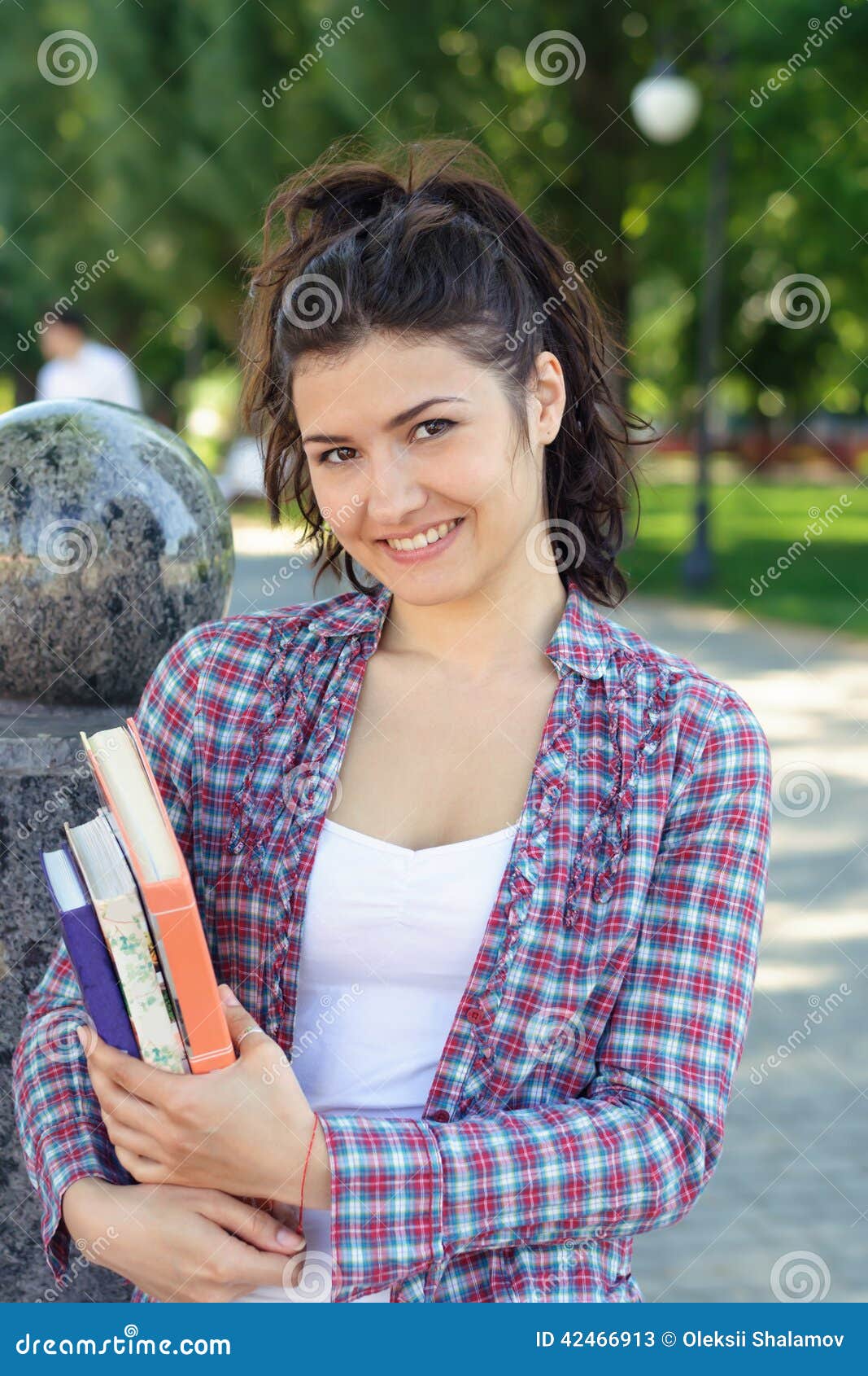 Studentessa Che Tiene Un Libro in Sue Mani Immagine Stock - Immagine di ...