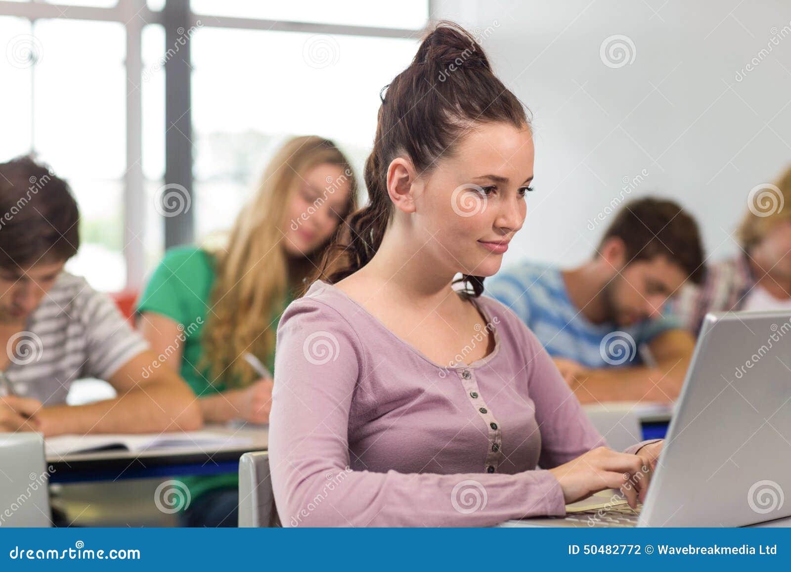 Studentessa Che Utilizza Computer Portatile Nell'aula Fotografia Stock ...