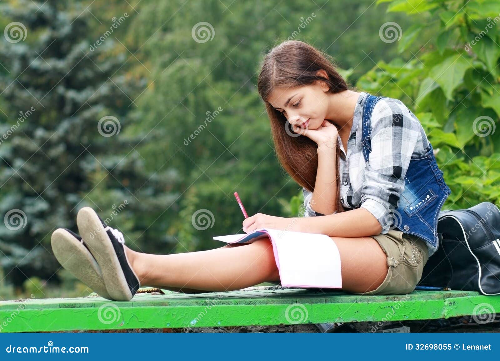 Studentessa di college immagine stock. Immagine di felice - 32698055