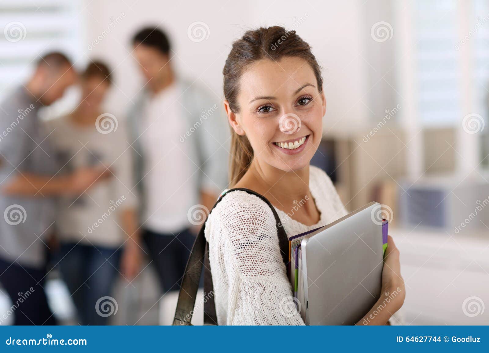 Studentessa Di College Che Va Classificare Fotografia Stock - Immagine ...