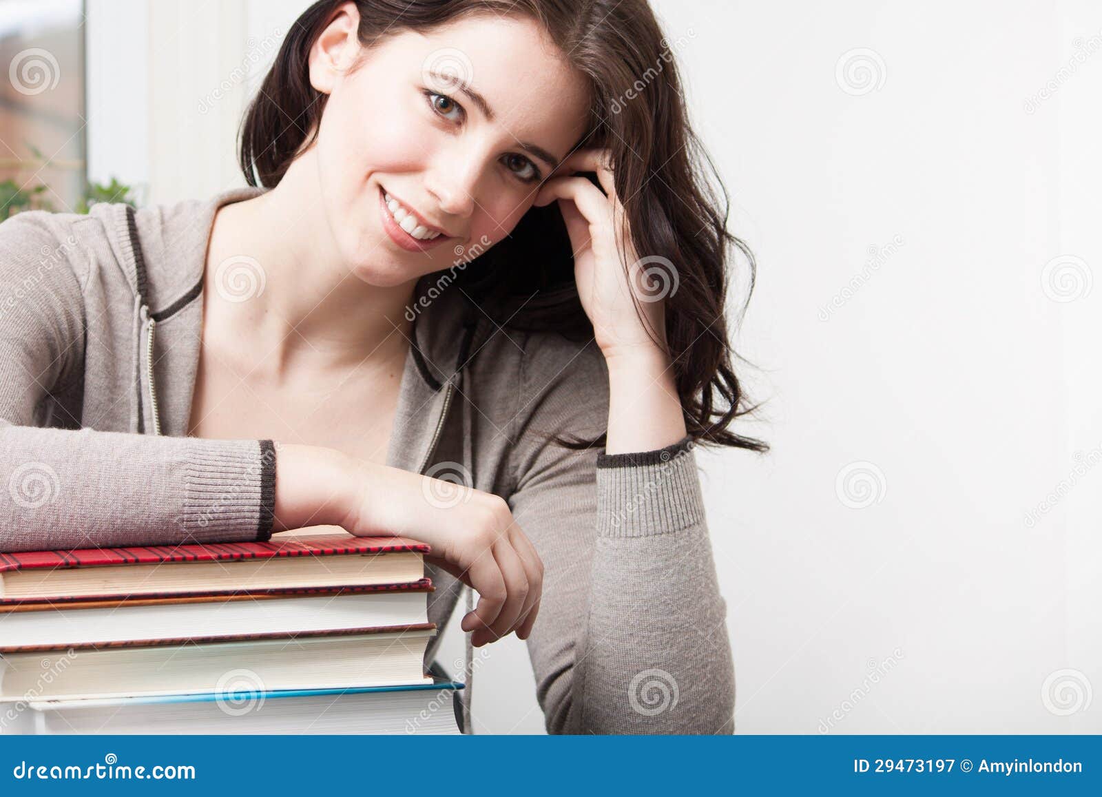 Studentessa Di College Con I Libri Immagine Stock - Immagine di sicuro ...