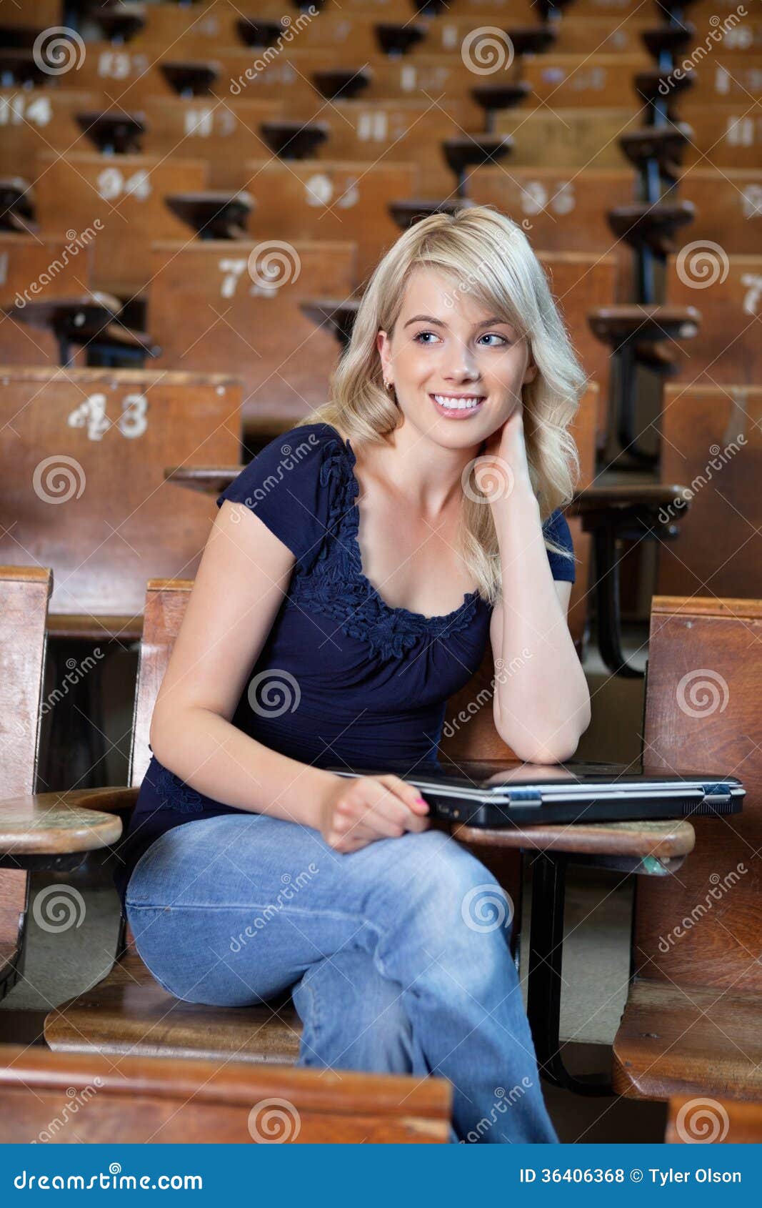 Studentessa Di College Con Il Computer Portatile Fotografia Stock ...