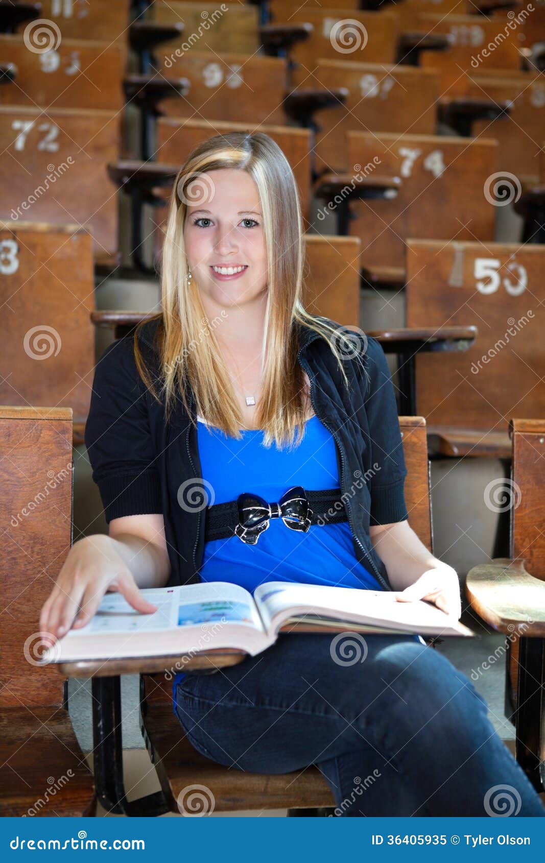 Studentessa Di College Con Il Libro Di Testo Immagine Stock - Immagine ...