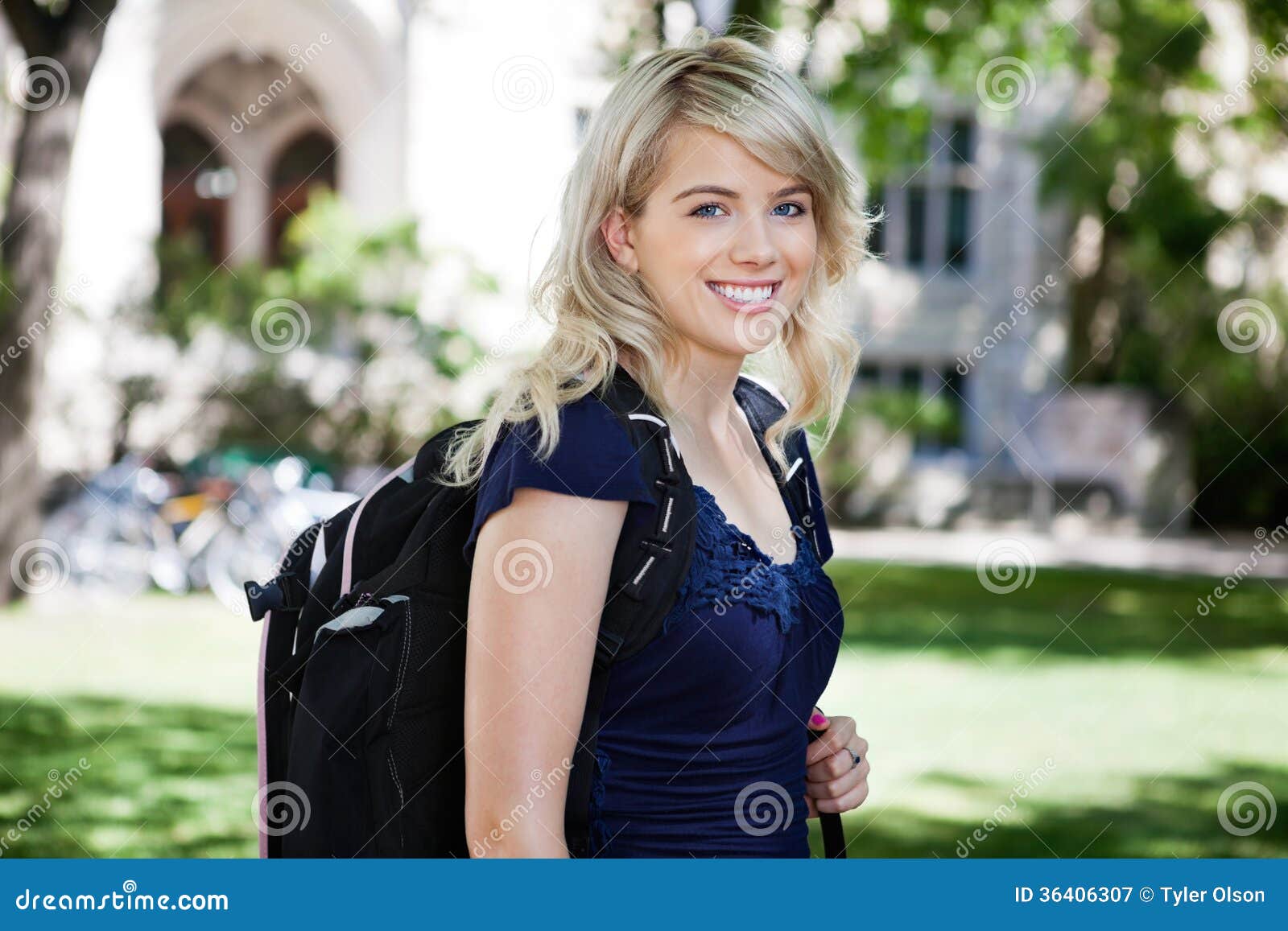 Studentessa Di College Sorridente Dolce Immagine Stock - Immagine di ...