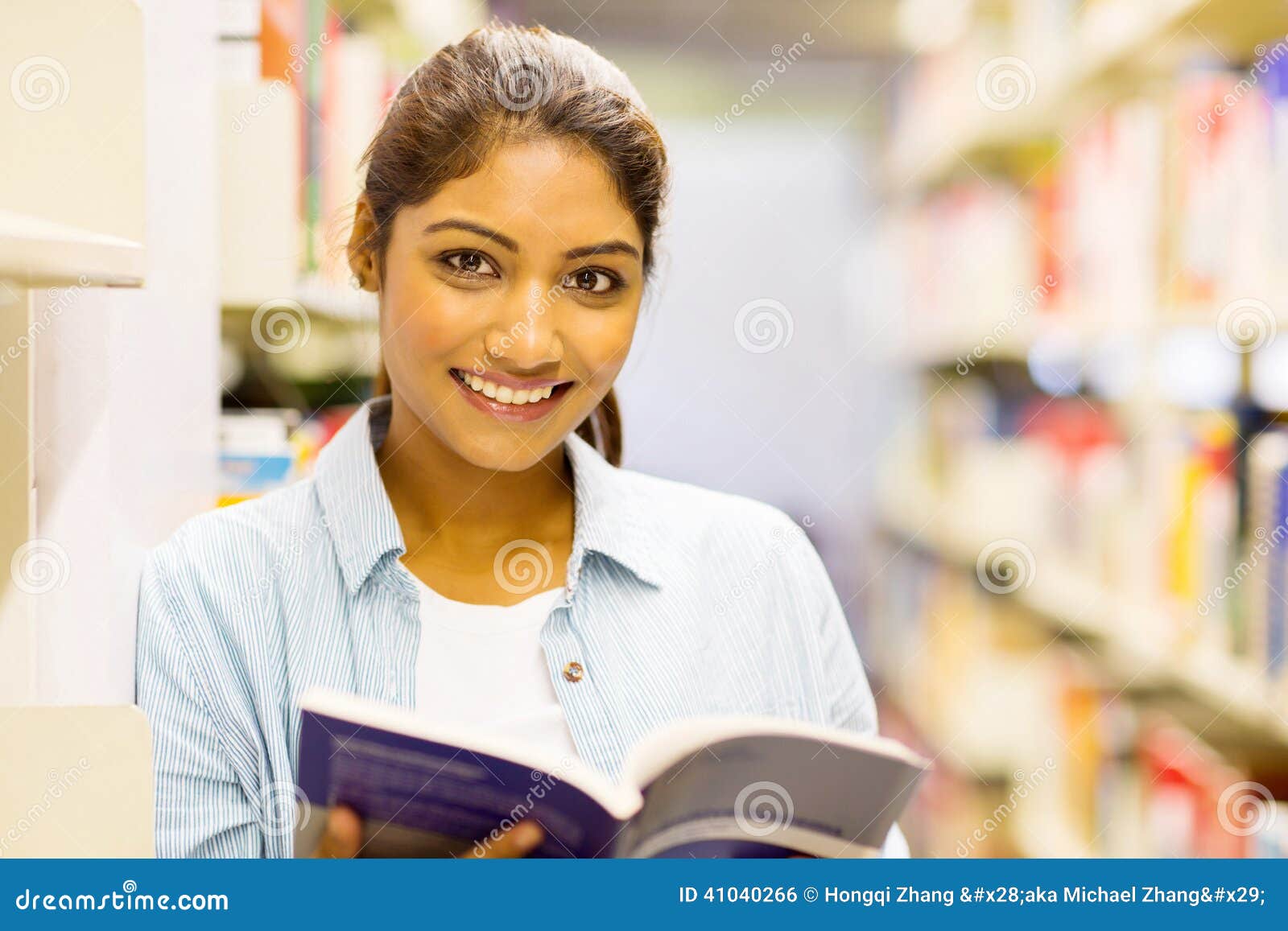 Studentessa Di College Splendida Fotografia Stock - Immagine di ...