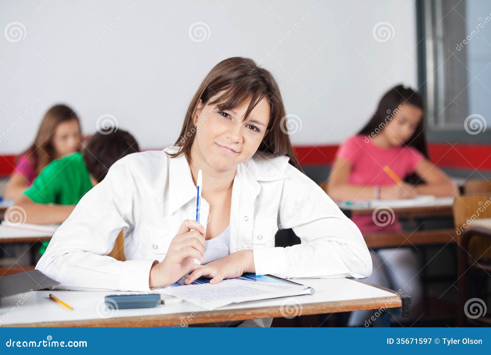 Studentessa Sitting in Classroom Immagine Stock - Immagine di ragazza ...