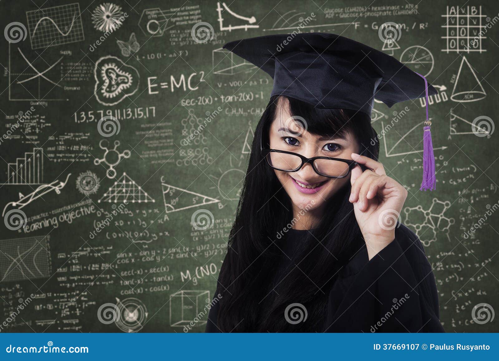 Studentessa in Un Abito Accademico Immagine Stock - Immagine di alto ...