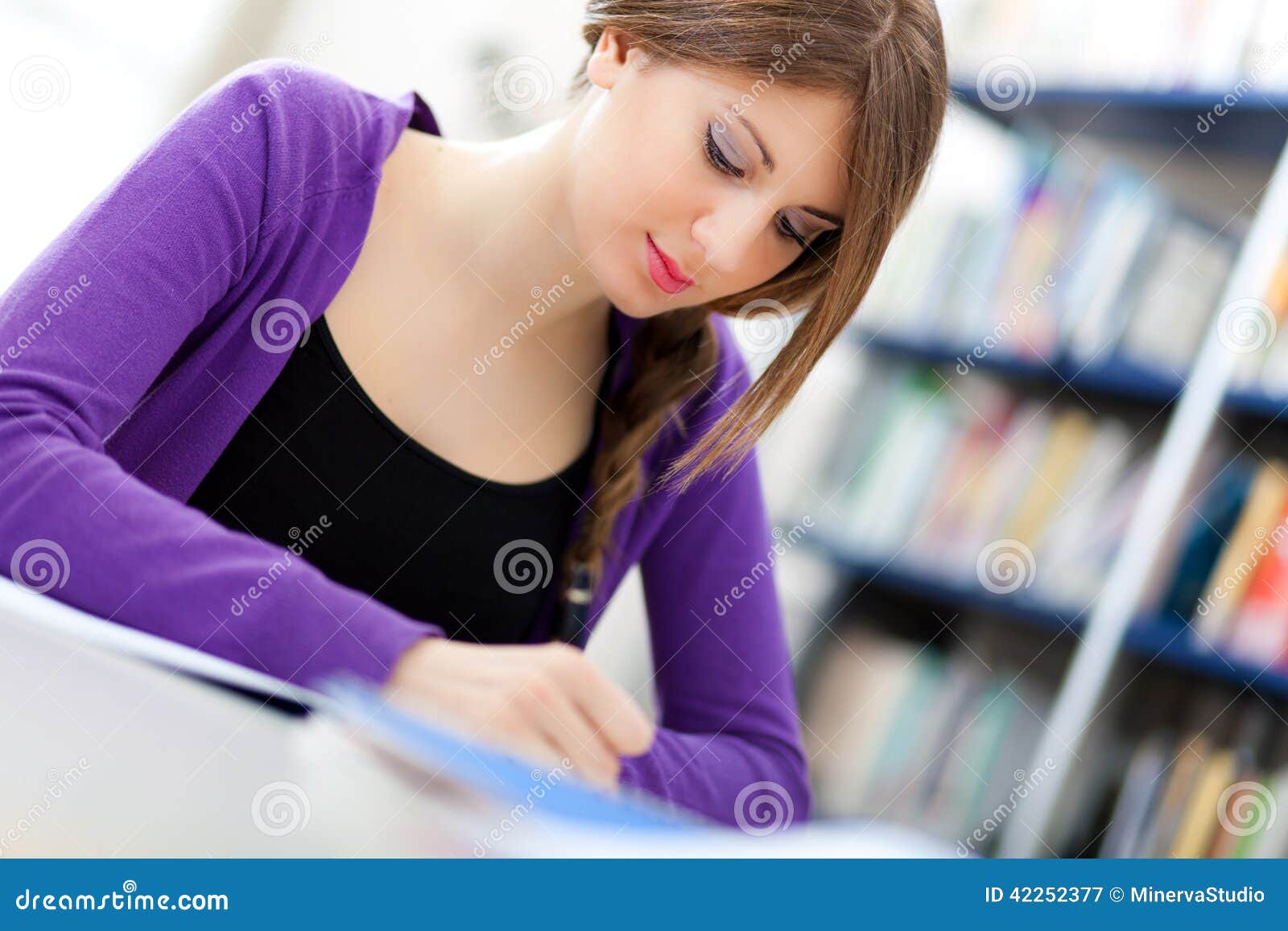 Studentessa in Una Biblioteca Immagine Stock - Immagine di studiare ...
