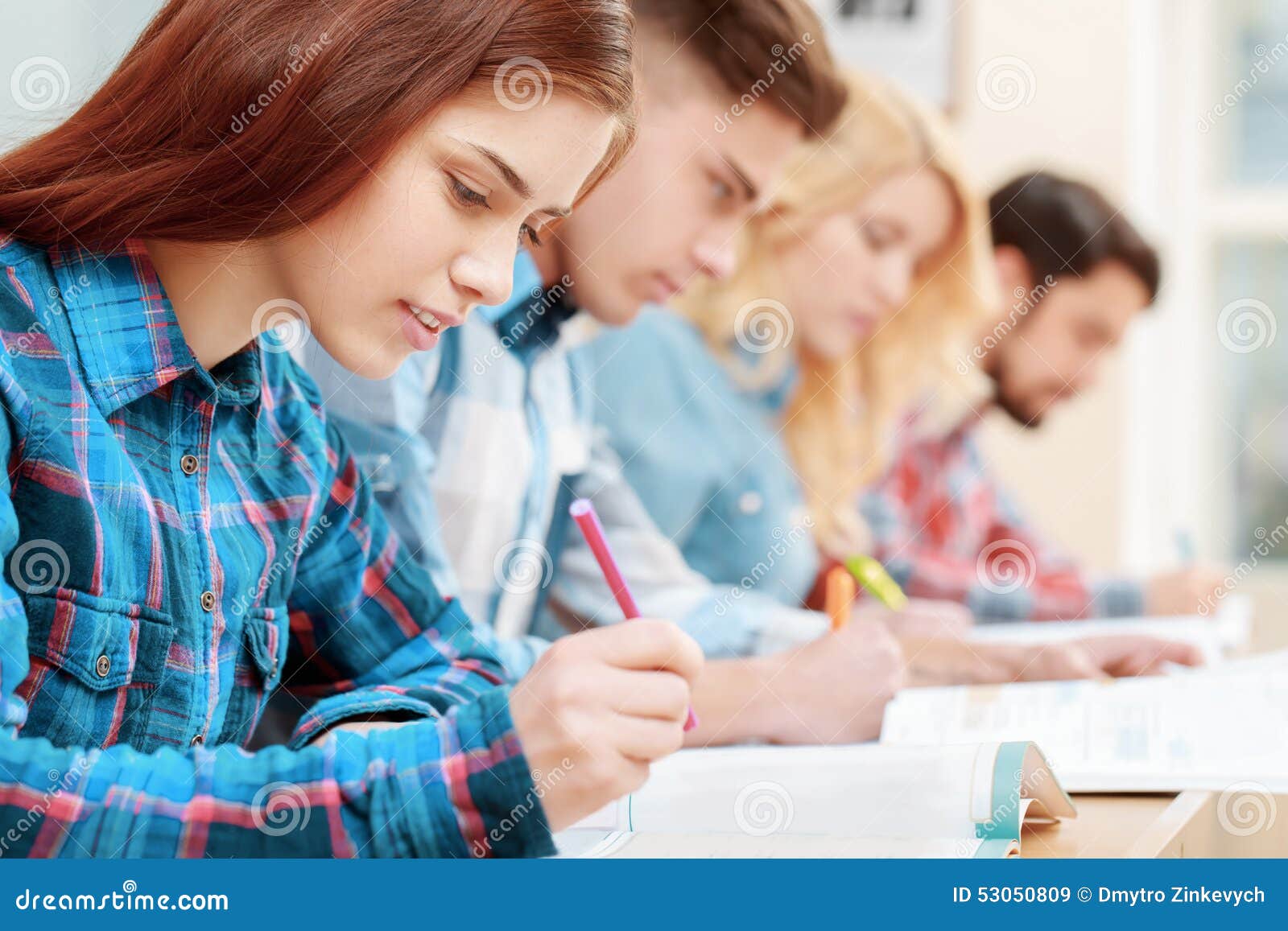 Studenti alle classi immagine stock. Immagine di università - 53050809