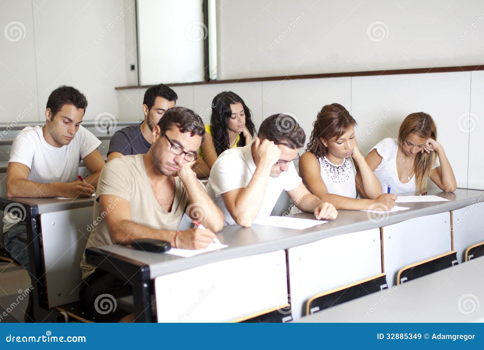 Studenti Annoiati Che Studiano Nella Stanza Di Classe Immagine Stock ...