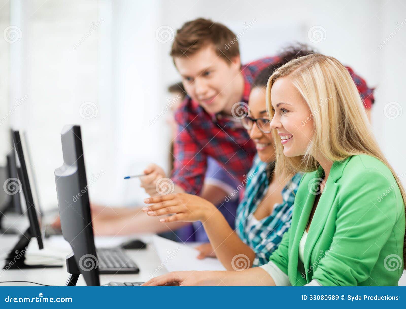 Studenti Con Il Computer Che Studiano Alla Scuola Immagine Stock ...