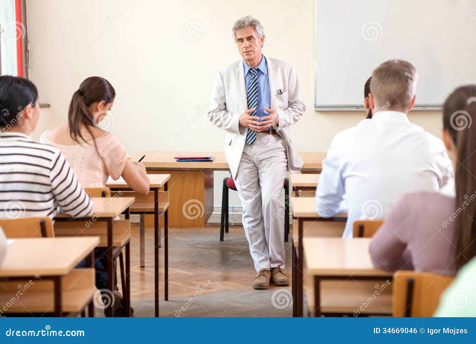 Studenti con professore fotografia stock. Immagine di amicizia - 34669046