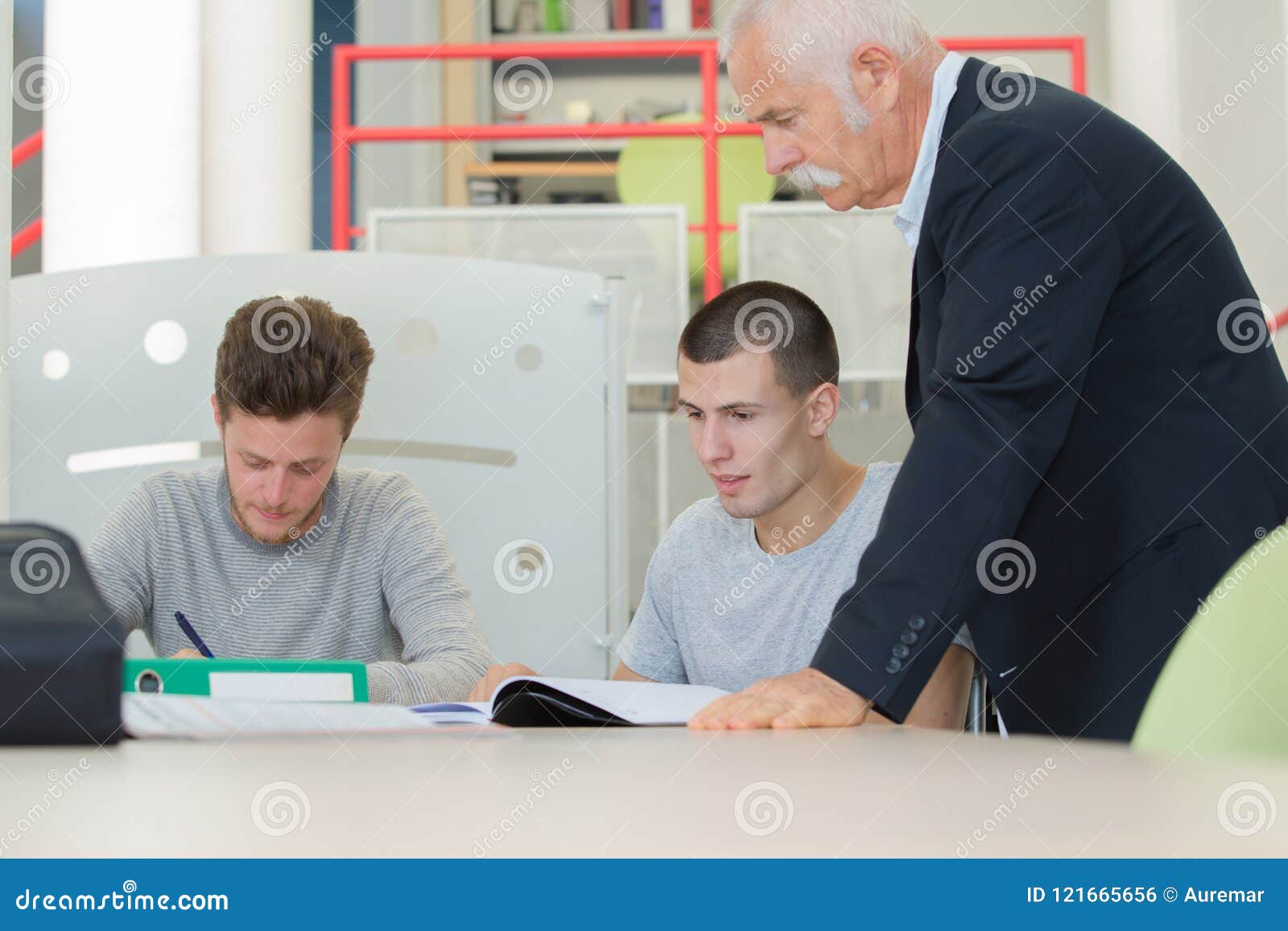 Studenti Ed Il Loro Professore Fotografia Stock - Immagine di allievo ...