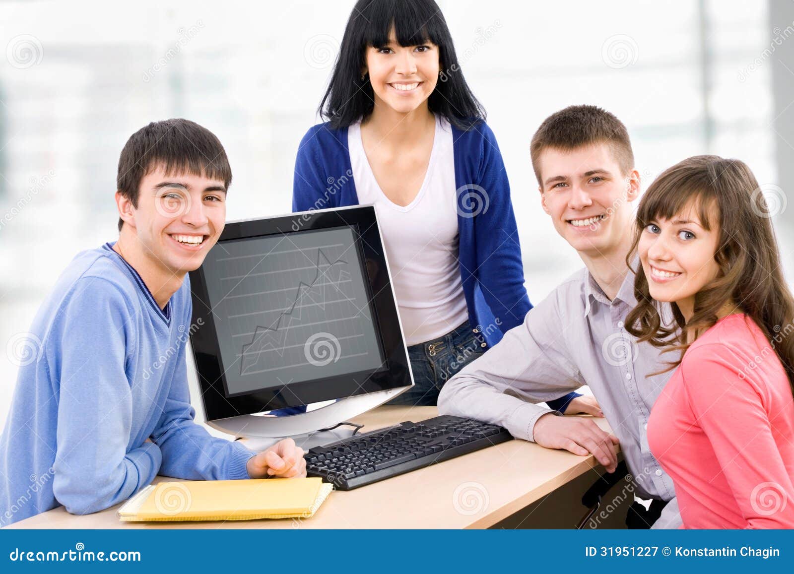 Studenti felici immagine stock. Immagine di imparare - 31951227