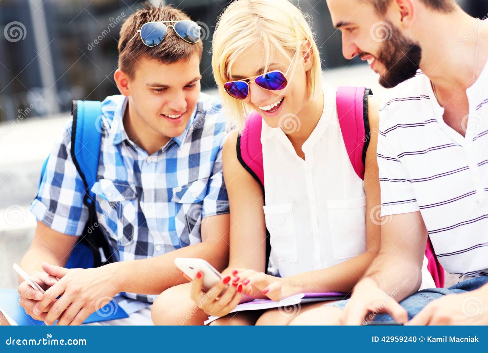 Studenti Felici Con Lo Smartphone Fotografia Stock - Immagine di ...