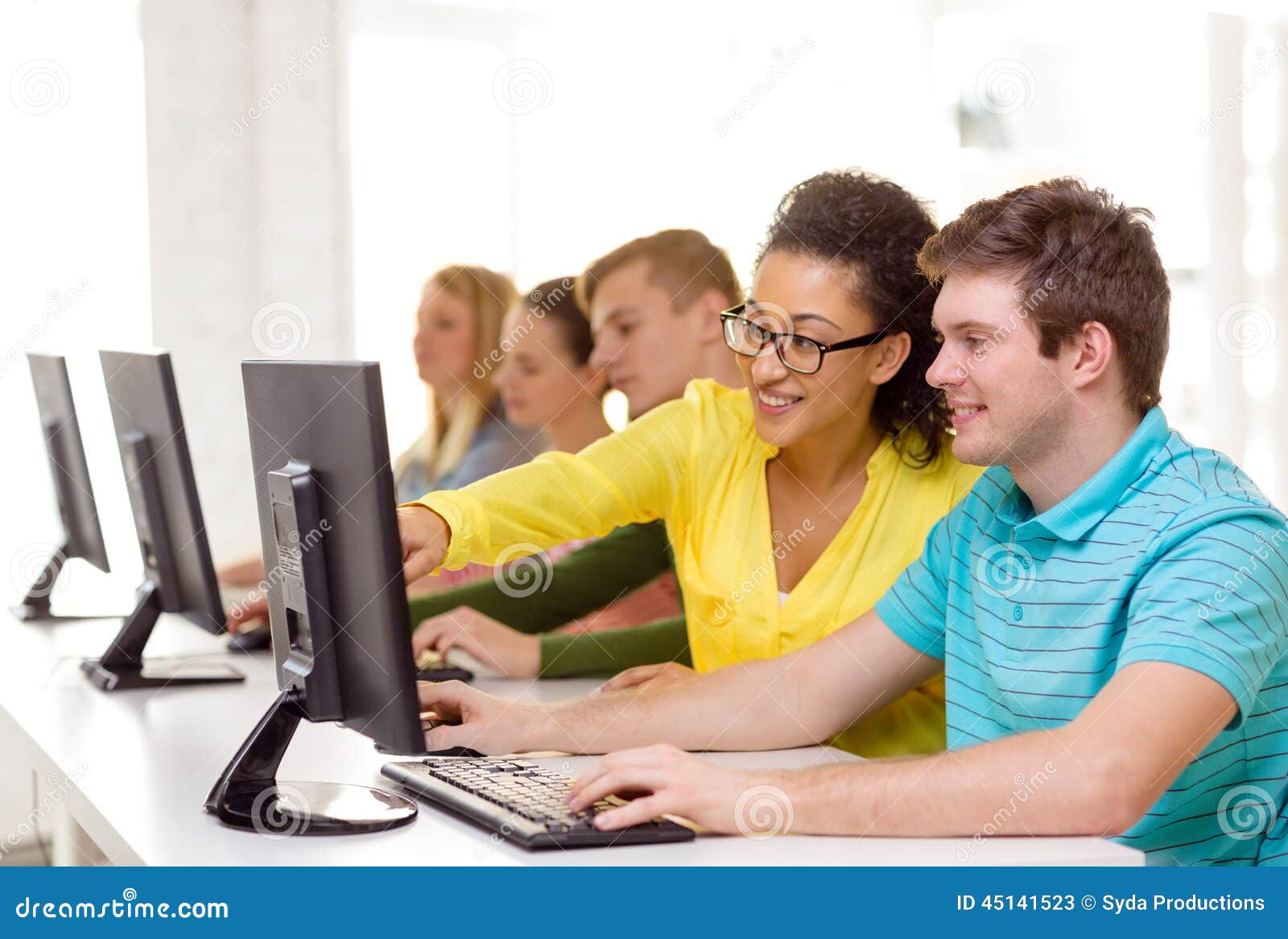 Studenti Sorridenti Nella Classe Del Computer Alla Scuola Immagine ...