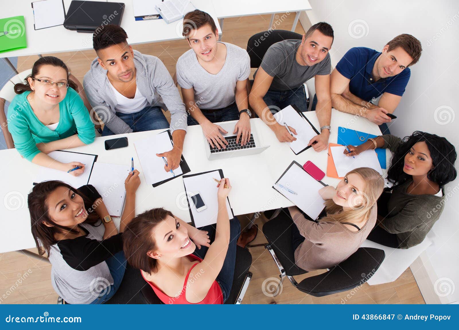 Studenti Universitari Che Fanno Studio Del Gruppo Immagine Stock ...