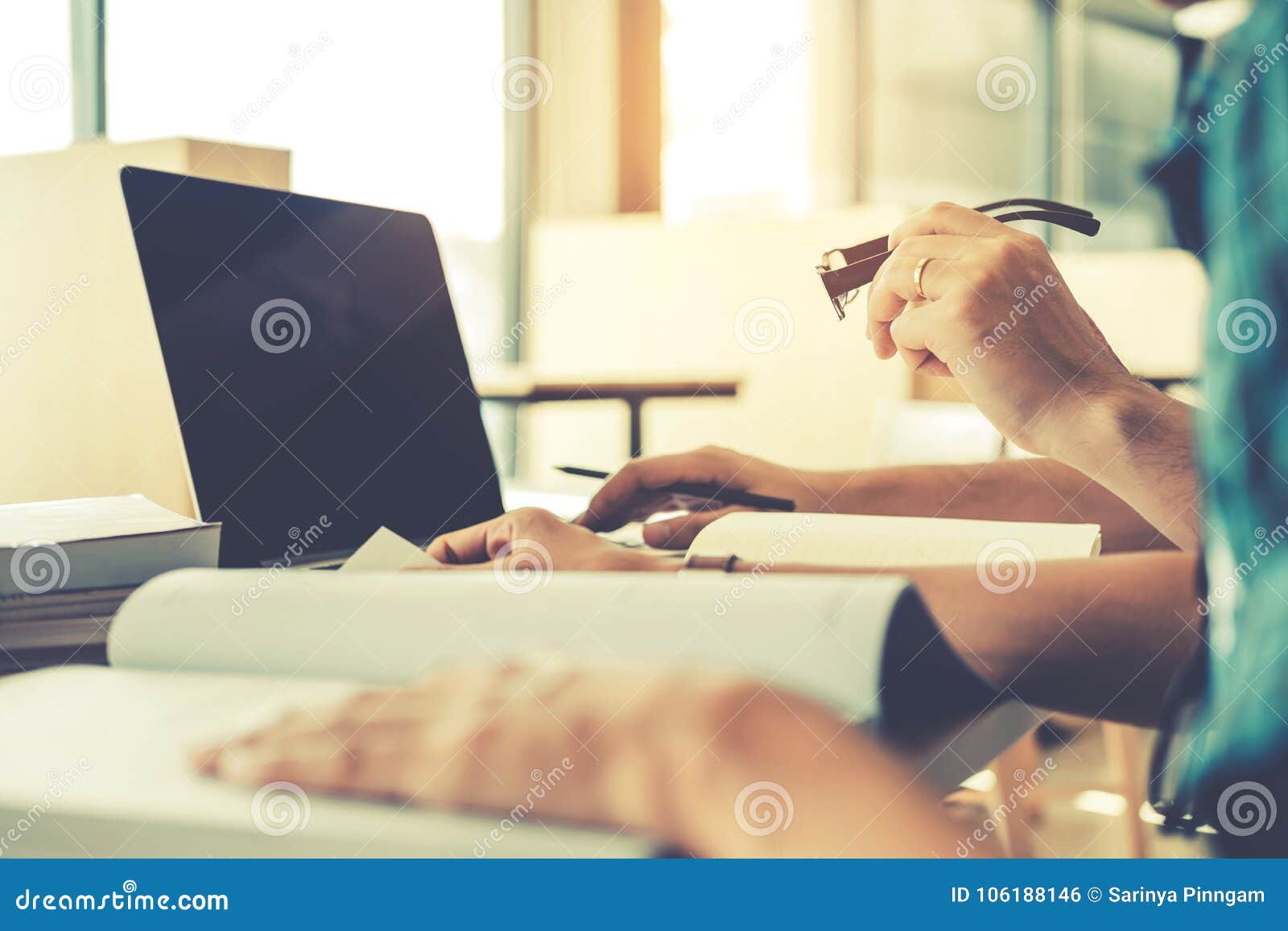 Studenti Universitari Che Utilizzano Computer Portatile Per Il Compito ...