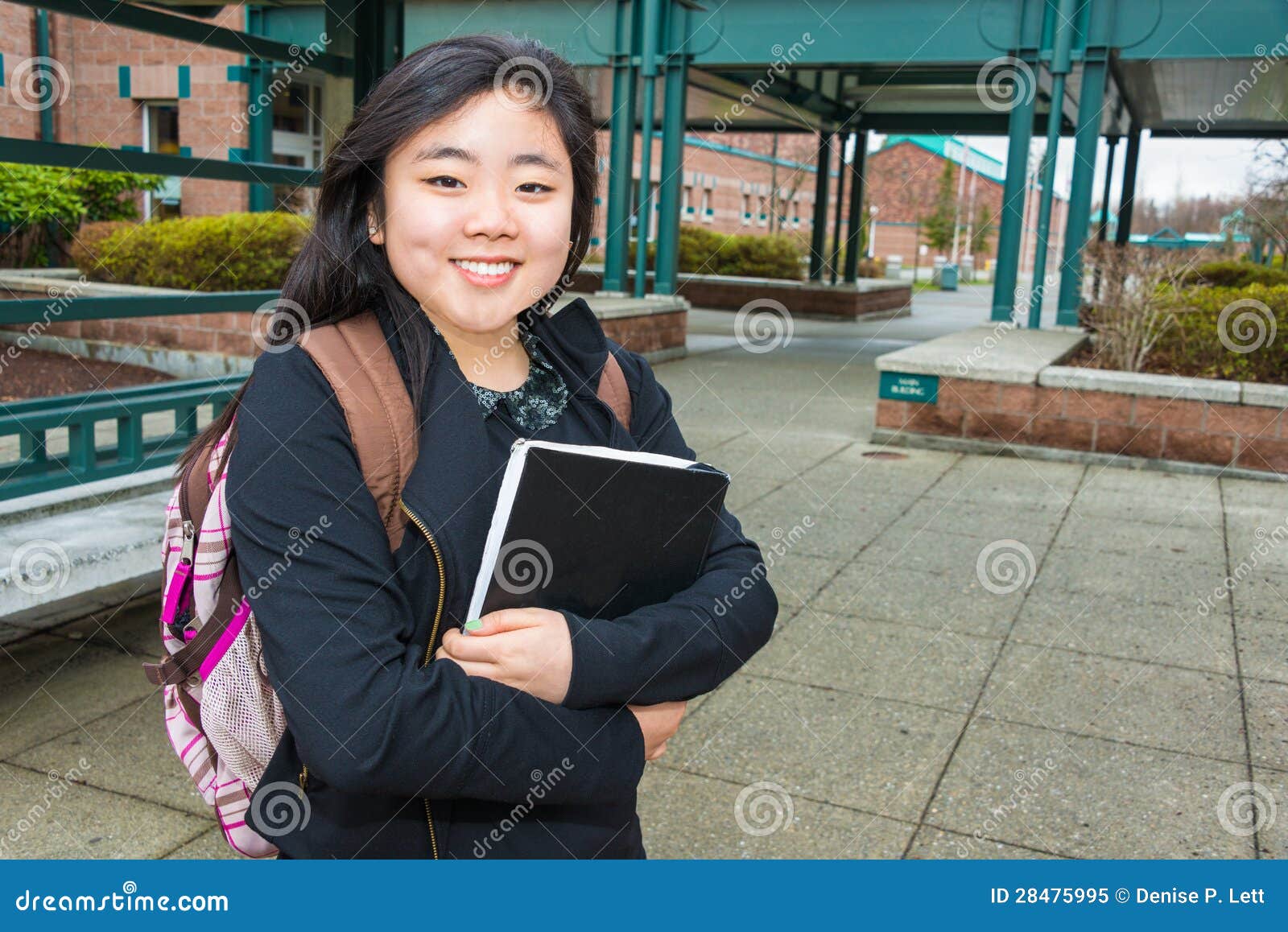Studentin auf Campus stockbild. Bild von frau, akademisch - 28475995
