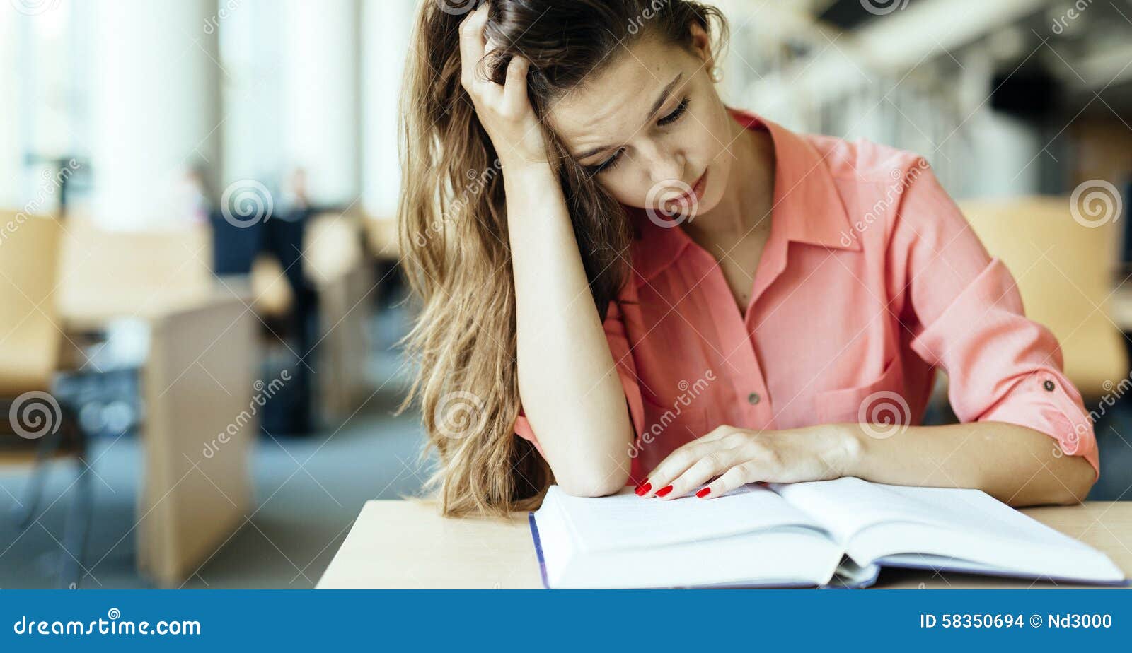 Studentin, Die in Der Bibliothek Studiert Stockfoto - Bild von ...